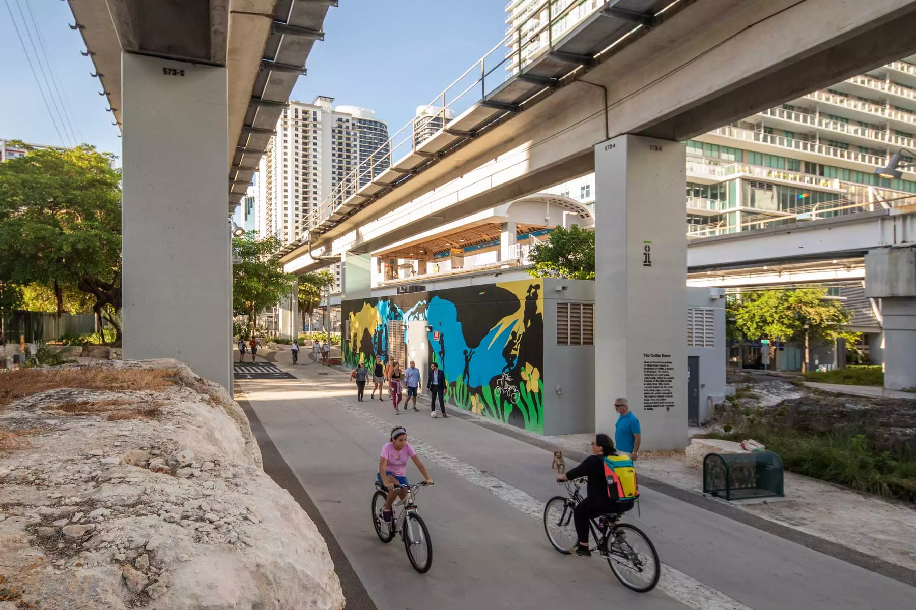 Underline de Miami au bord de l'eau a des sentiers pédestres et un terrain de basket