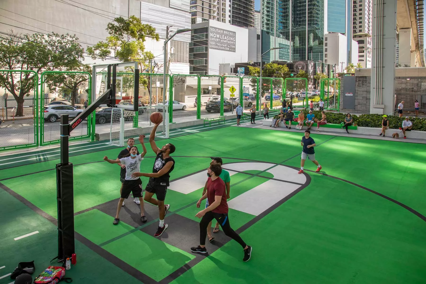 Underline de Miami au bord de l'eau a des sentiers pédestres et un terrain de basket