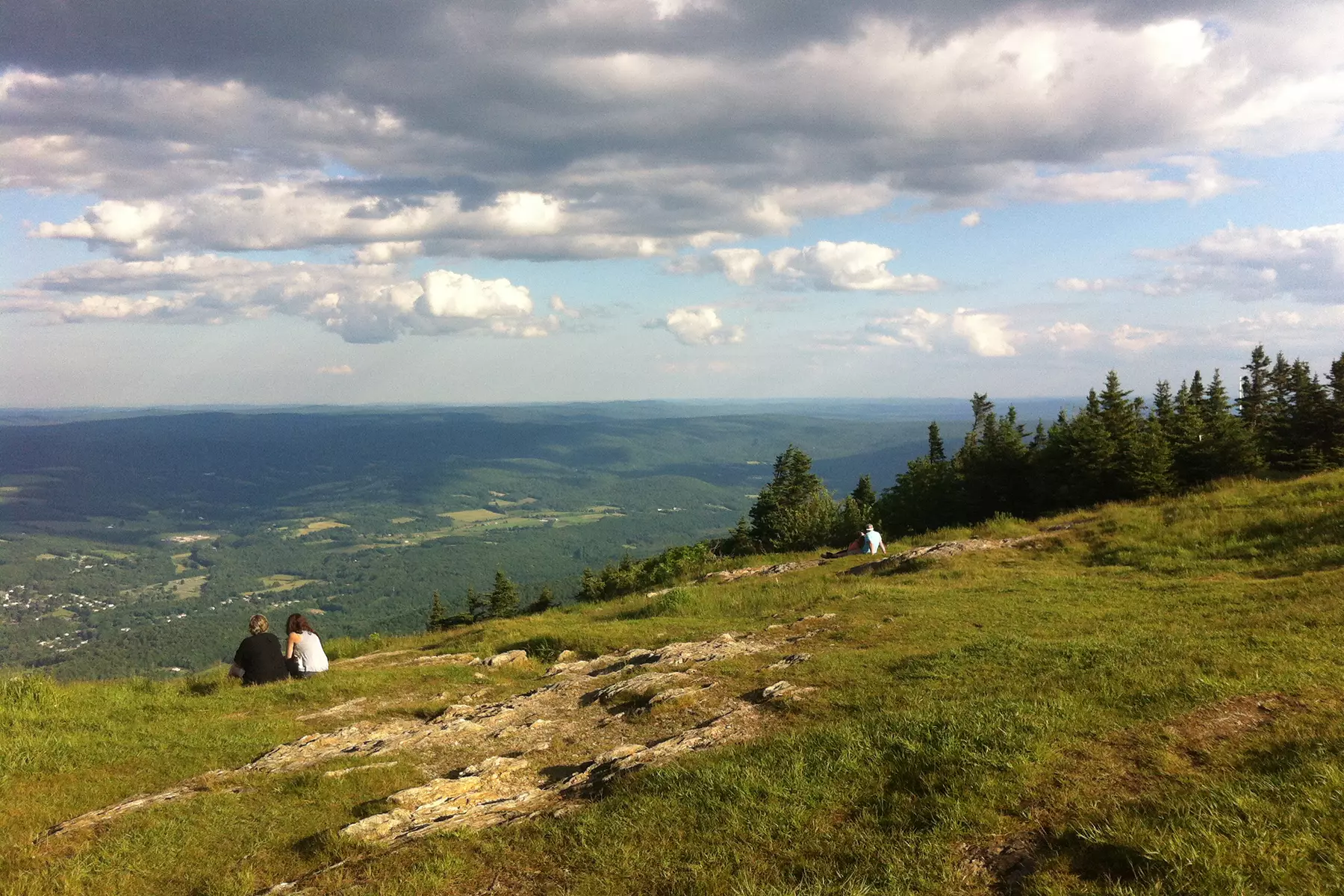 Xente sentada no monte Greylock en Adams, Massachusetts