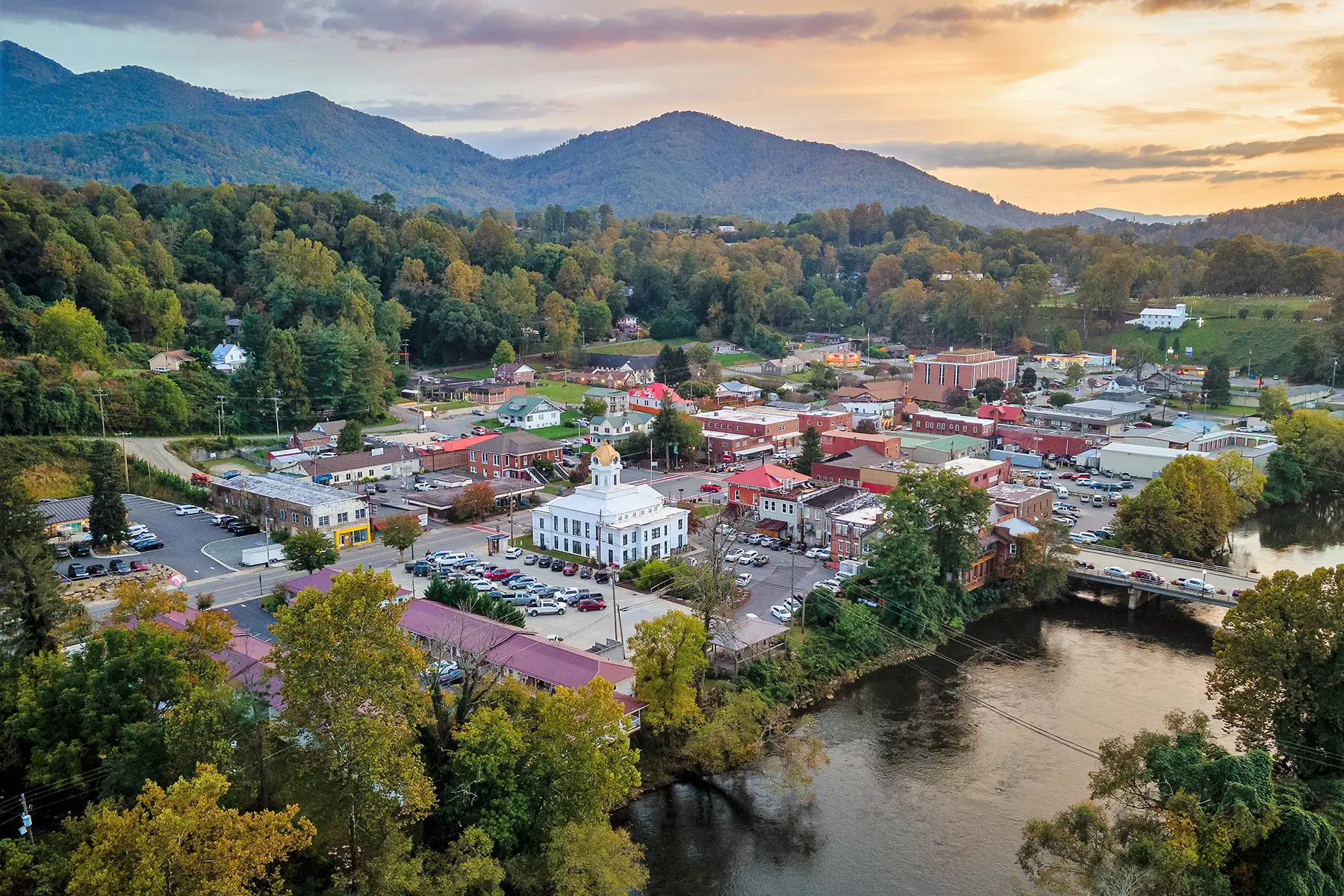 Aerial ea Main Street e Downtown Bryson City