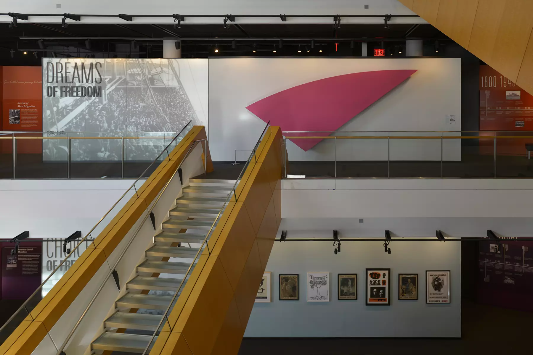 Rockwell-muorre mei Pink Curve yn it Weitzman National Museum of American Jewish History