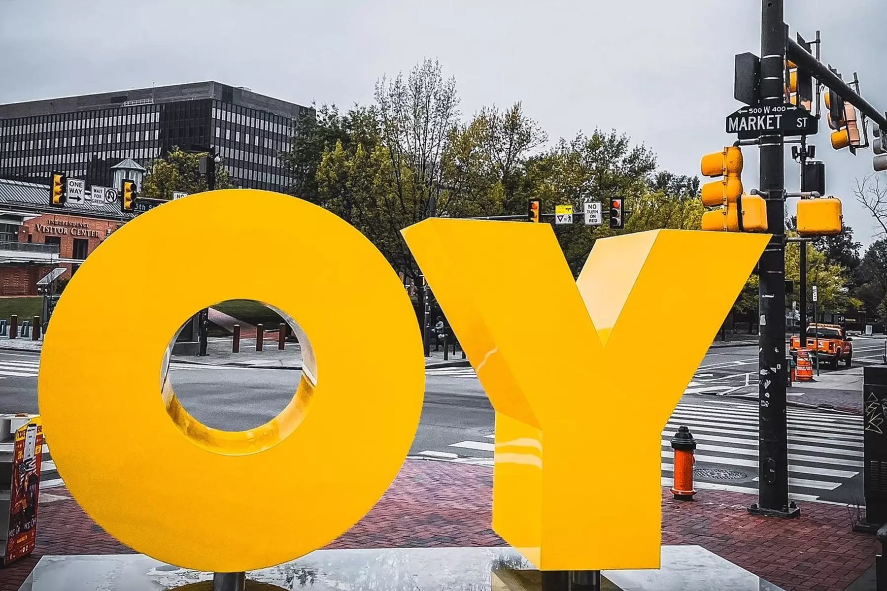 OY:YO-installasjon foran Weitzman National Museum of American Jewish History