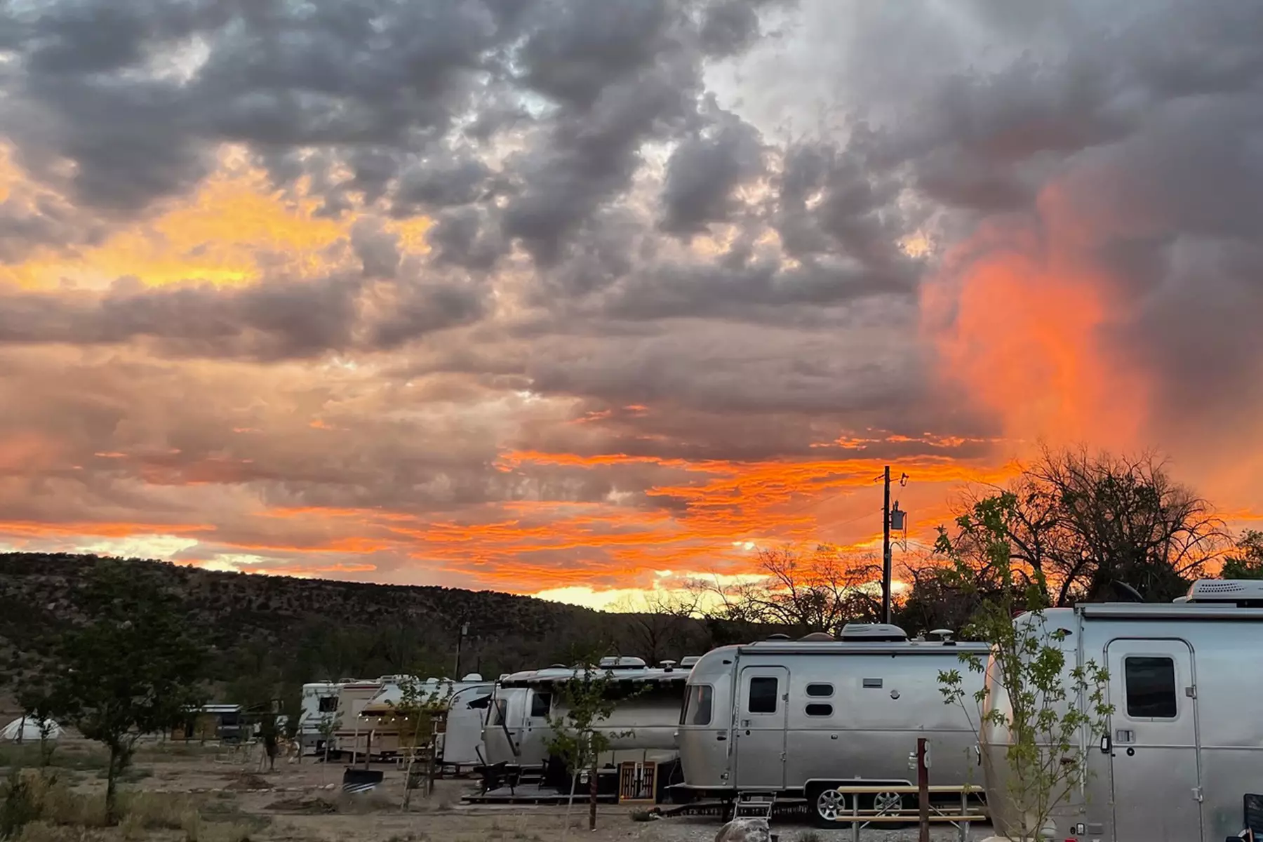 Sonnenënnergang Vue vun Airstream Unhänger um CampV zu Naturita, Colorado