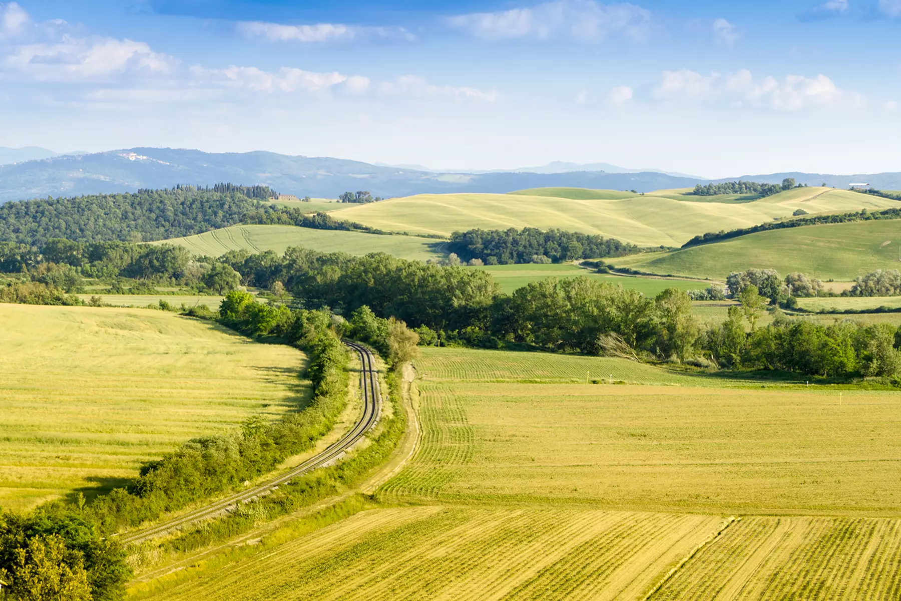 Ụgbọ okporo ígwè na Crete Senesy dị nso na Siena, Tuscany