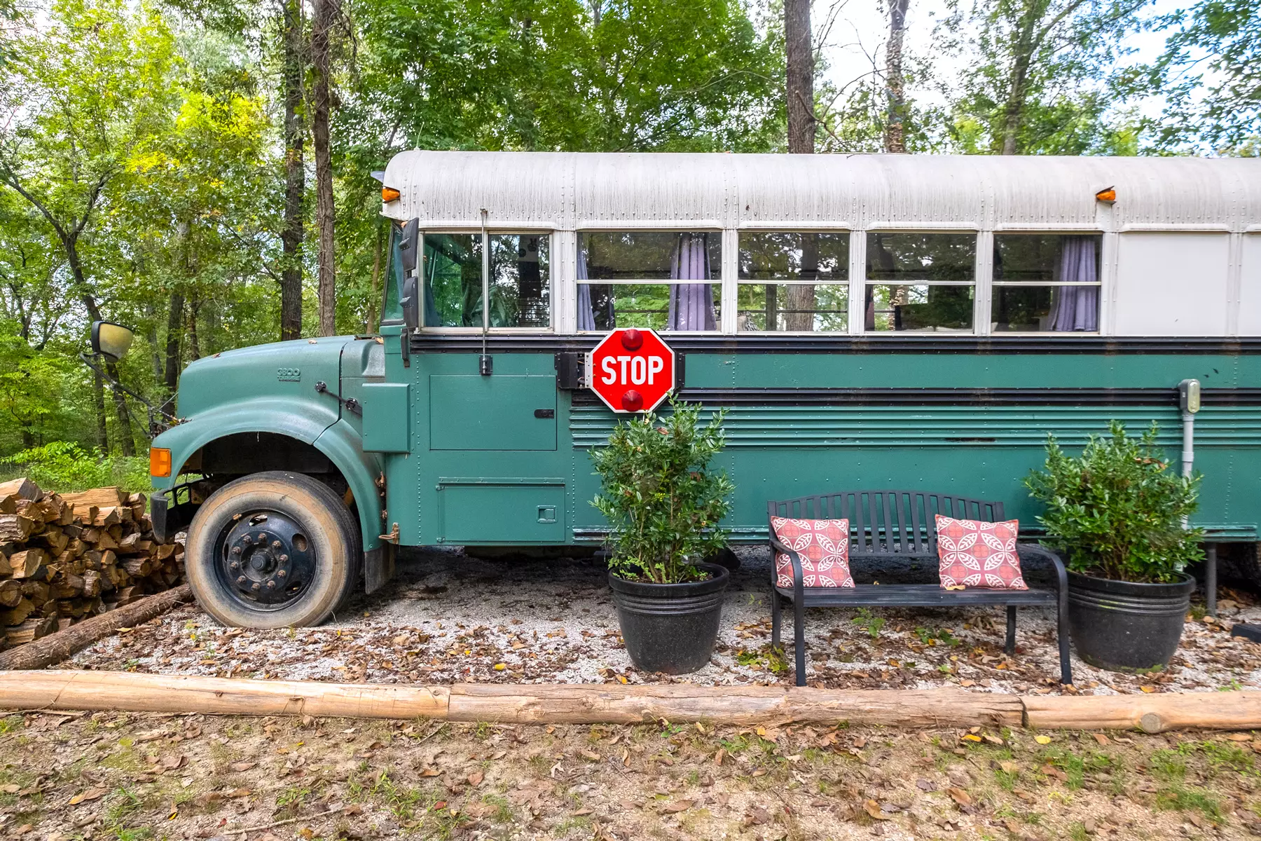 Fireside ustoupí Glamping Bus v Mountain View, Arkansas