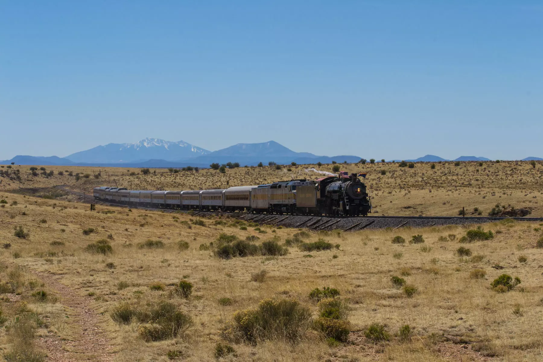 mesin uap Grand Canyon Railway ing malang karo gunung ing kadohan