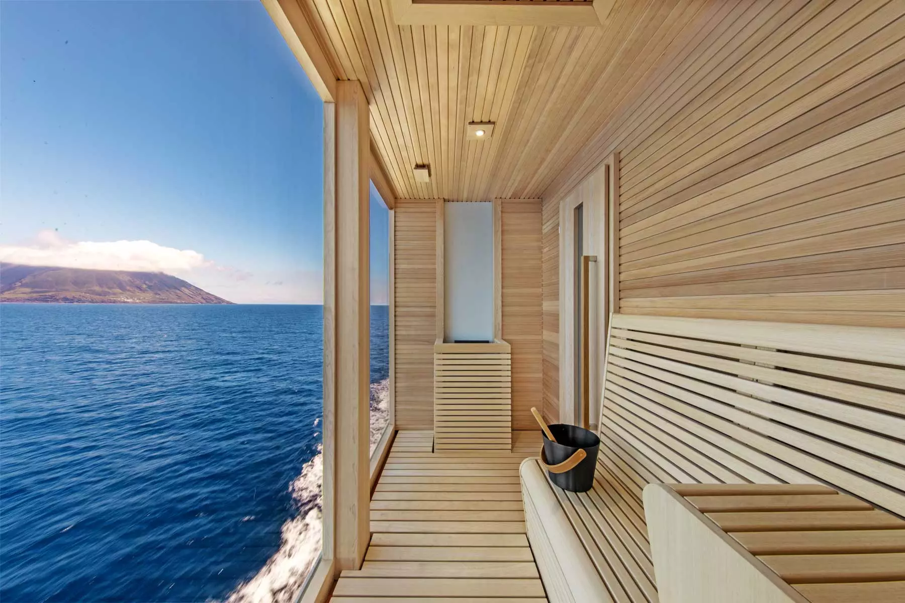 Pohled ze sauny majitele apartmá na palubě zaoceánské výletní lodi Viking
