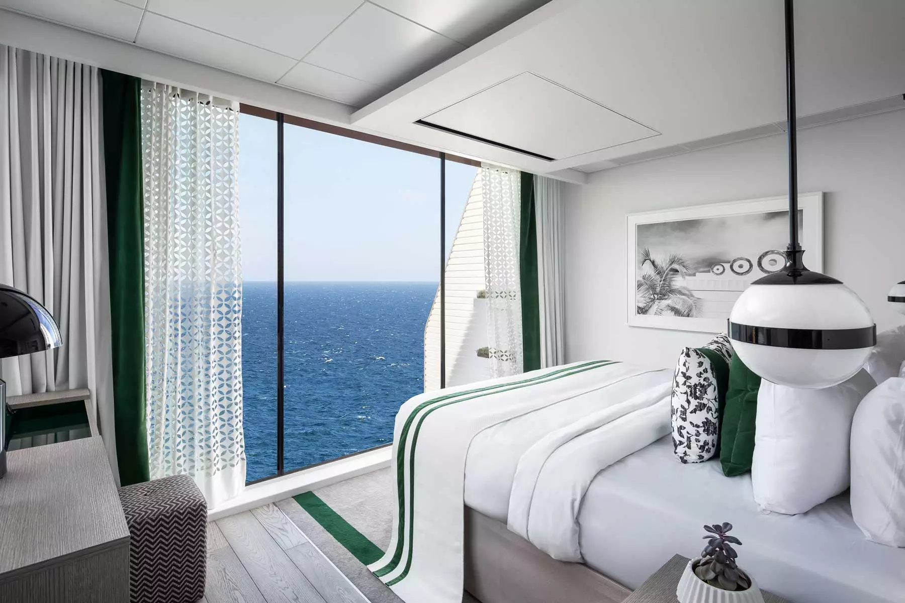 Tanawin mula sa mga floor-to-ceiling na bintana sa isang marangyang suite sa isang cruise ship