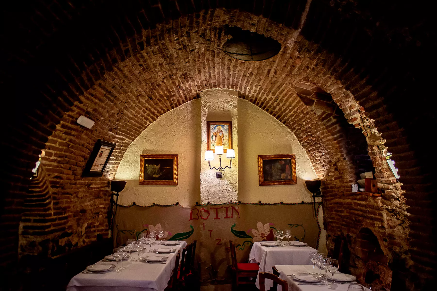 Postavljene so mize za večerje v eni od sob restavracije 'Sobrino de Botin'