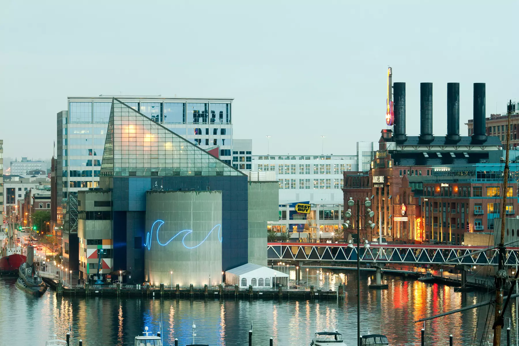 National Aquarium and Power Plant ved Inner Harbor of Baltimore