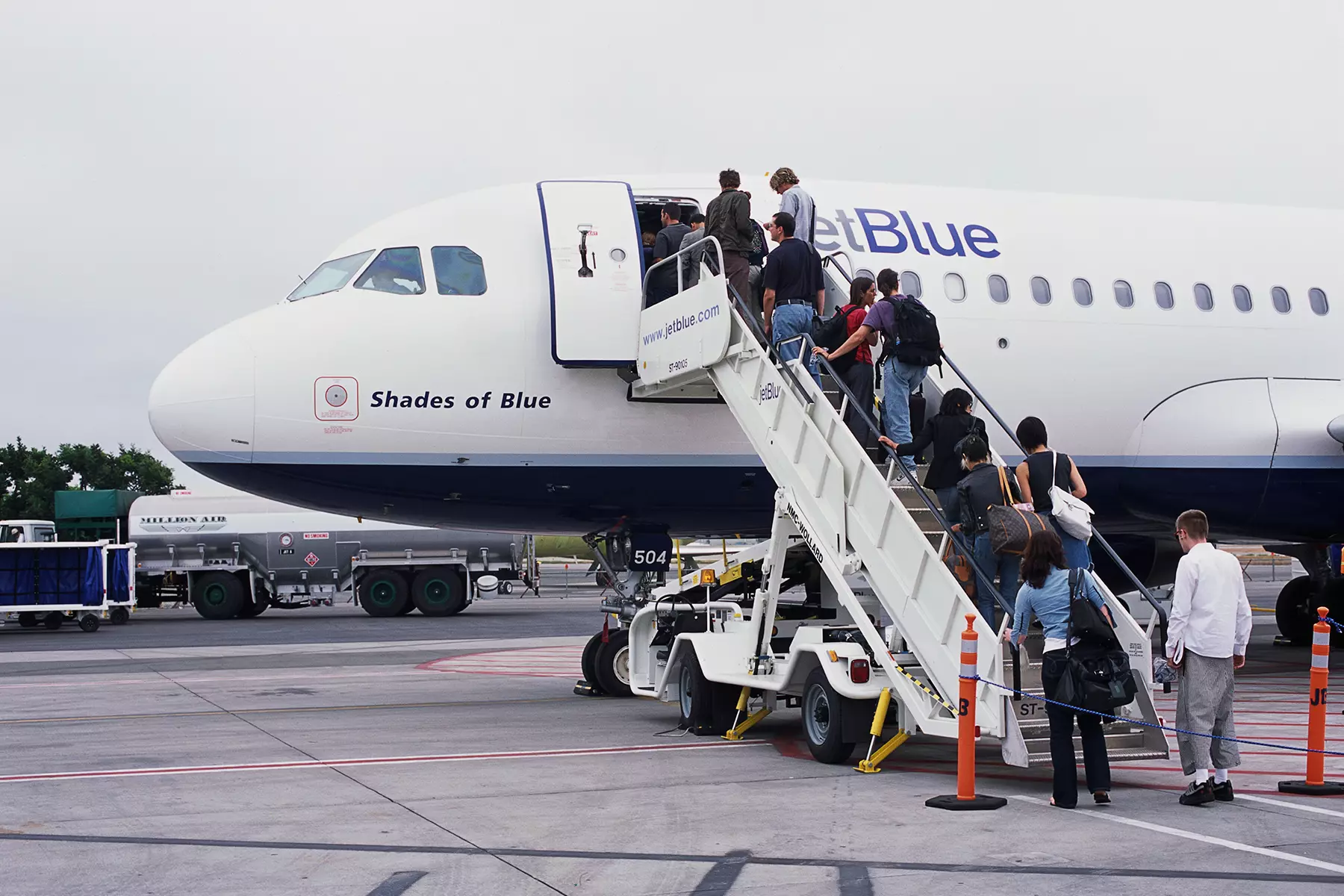 Călători care se îmbarcă într-un zbor JetBlue