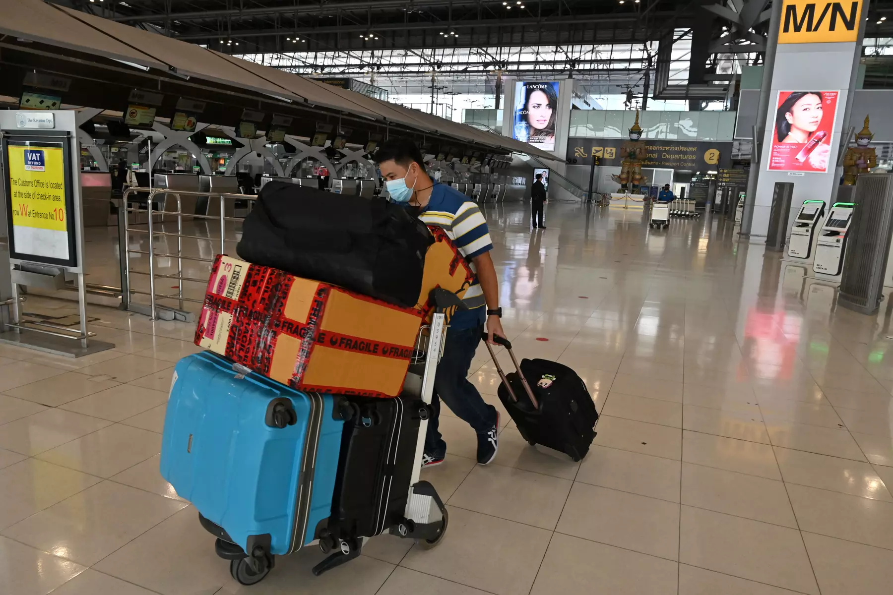 Umhambi ufika endaweni okungena kuyona esikhumulweni sezindiza iSuvarnabhumi Airport eBangkok ngoJuni 30, 2021, phakathi nokwehla okuqhubekayo kwezokuvakasha kwamanye amazwe eThailand ngenxa yomqedazwe we-Covid-19.