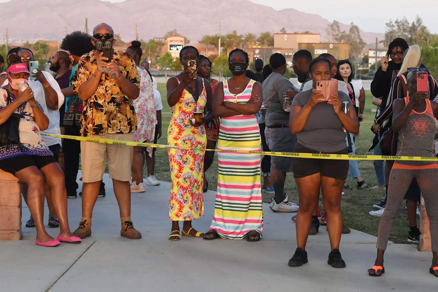 Lidé se na to dívají během Juneteenth Reunion Family Caravan a BBQ v Craig Ranch Regional Park pořádané National Juneteenth Observance Foundation 19. června 2020 v North Las Vegas, Nevada.