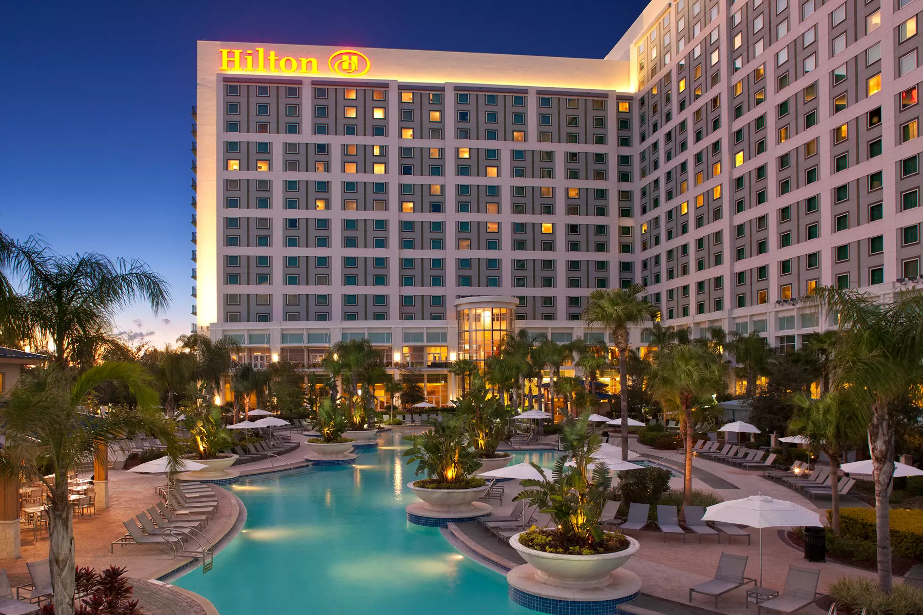 Vista exterior i piscina al vespre de Hilton Orlando