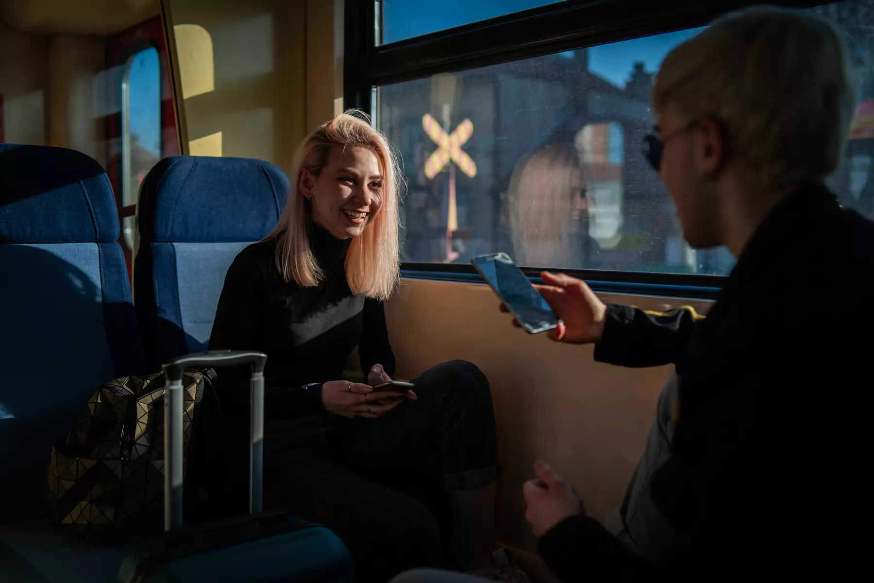 Deux jeunes adultes dans un train