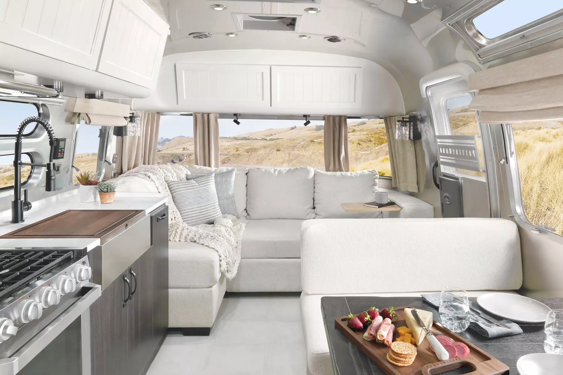 салон прычэпа airstream з канапай