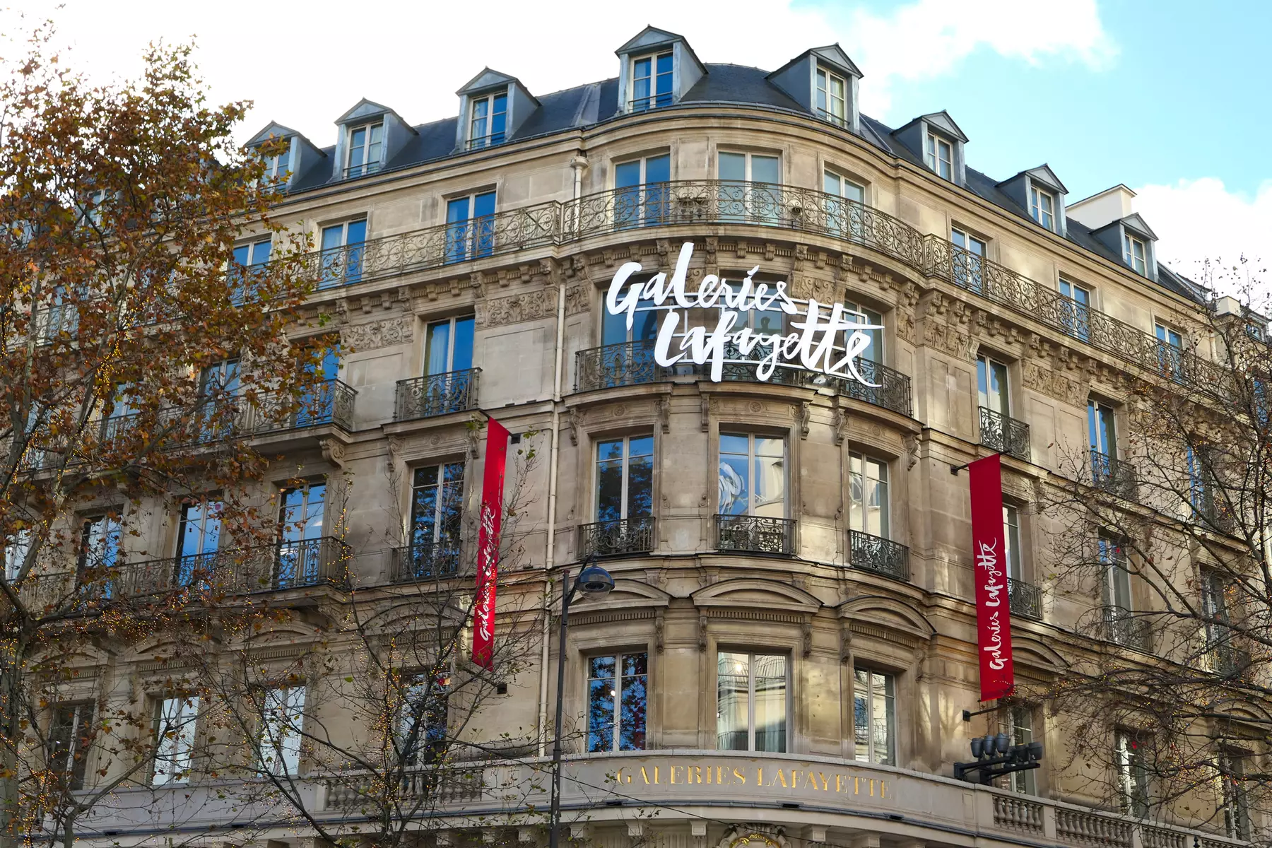 Façana exterior de la famosa botiga de moda i luxe, rètol Galeries Lafayette. Situat al Boulevard Haussmann.