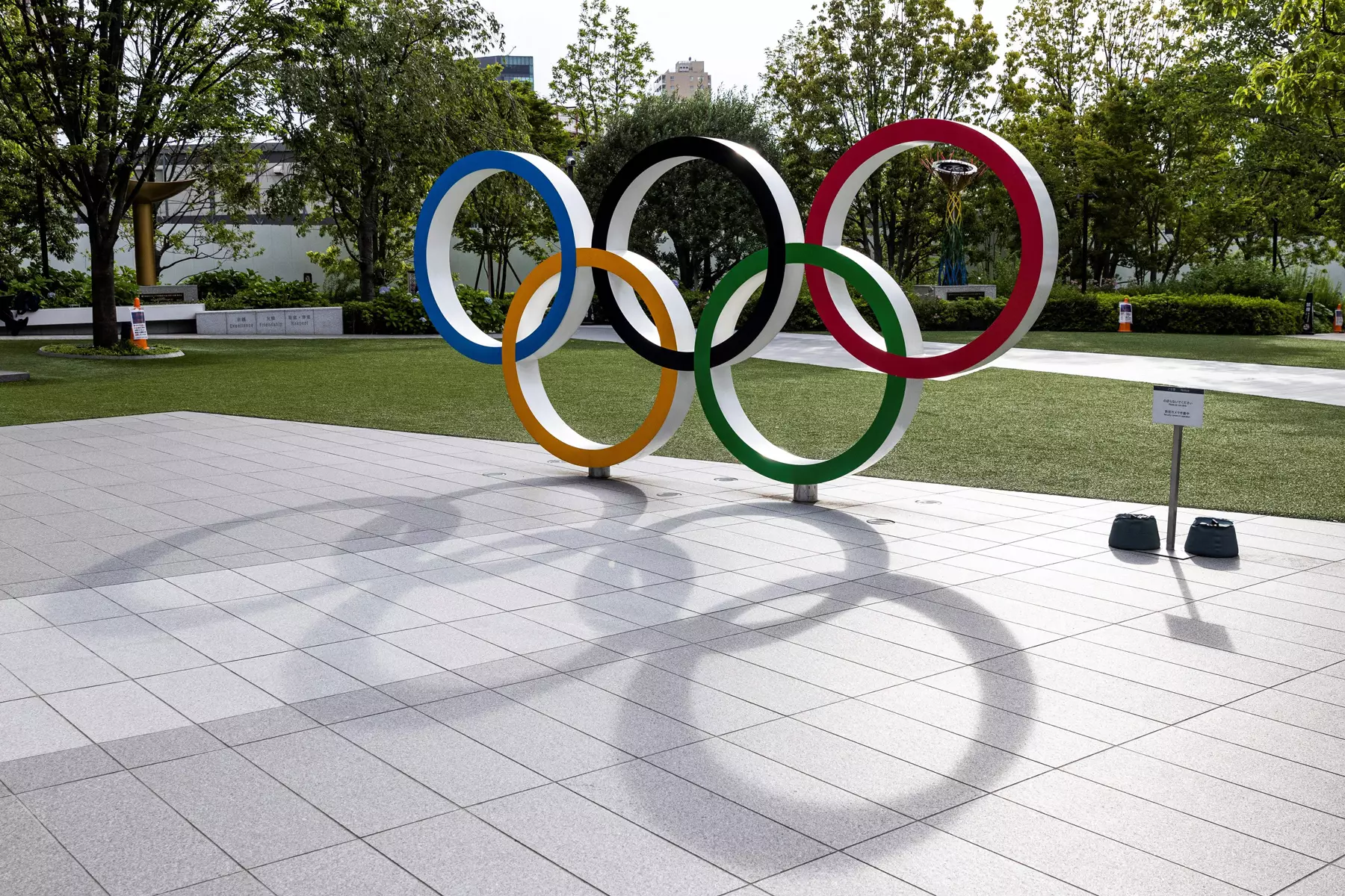 Olympic rings sa labas ng National Stadium