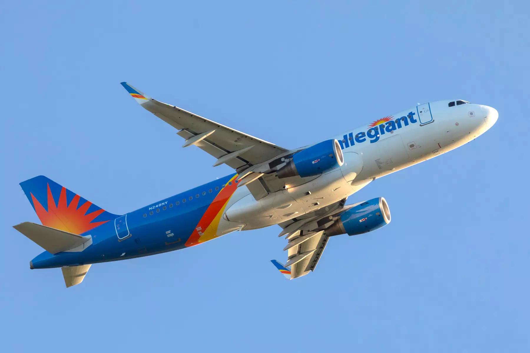 Allegiant Air Airbus A320 ұшағы Портленд халықаралық әуежайынан күн батып бара жатқанда ұшады