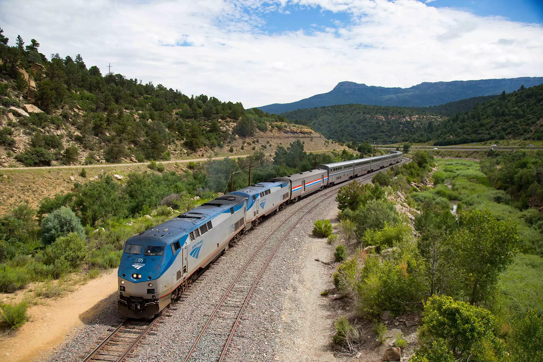 Pono ea sefofane ea terene ea Amtrak Southwest Chief haufi le Fishers Peak, Colorado.