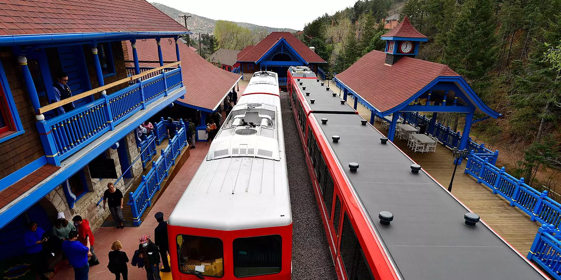 Reobre el ferrocarril cremallera Pikes Peak de Colorado: com és anar