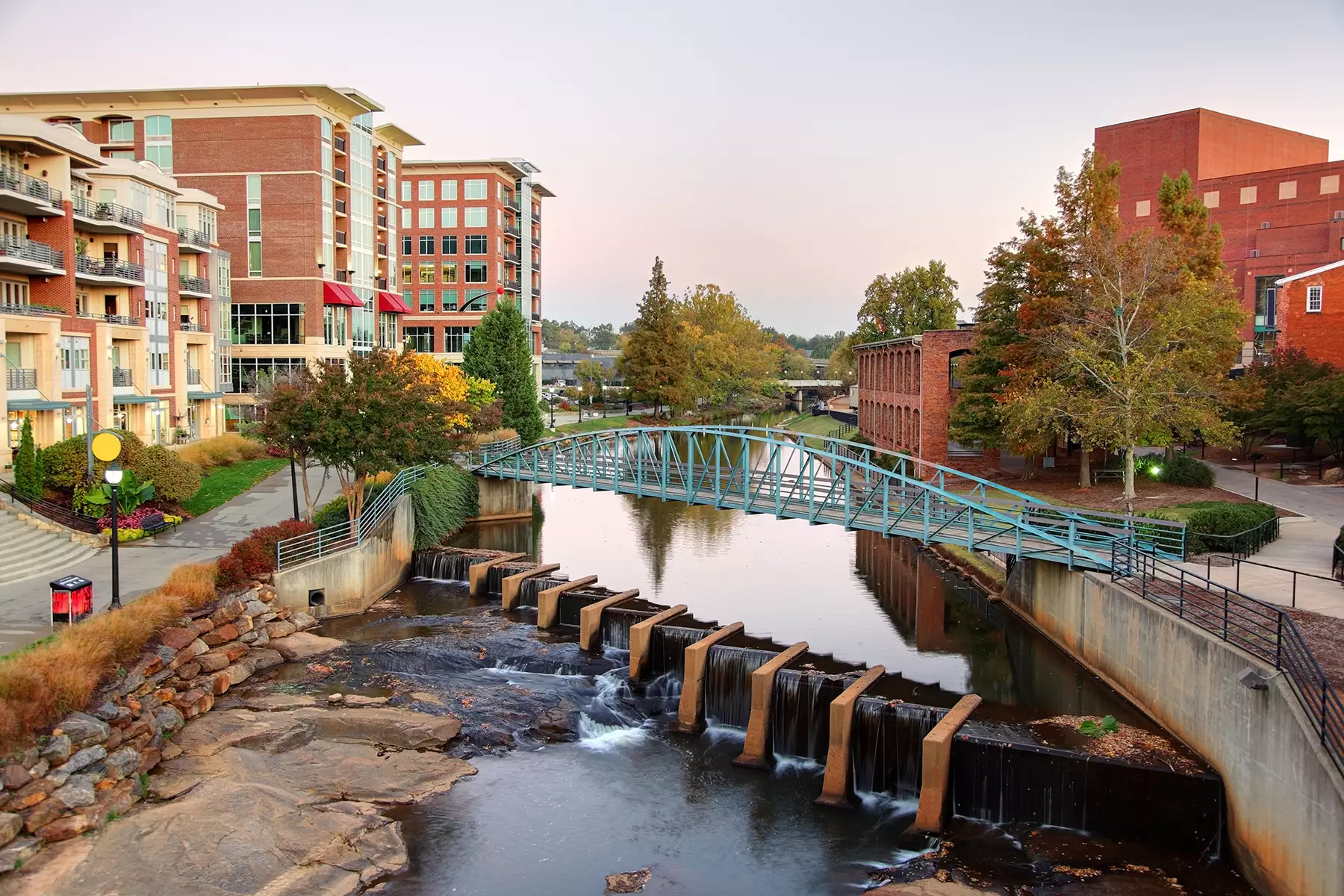 Falls Park und der Reedy River im historischen West End von Greenville.