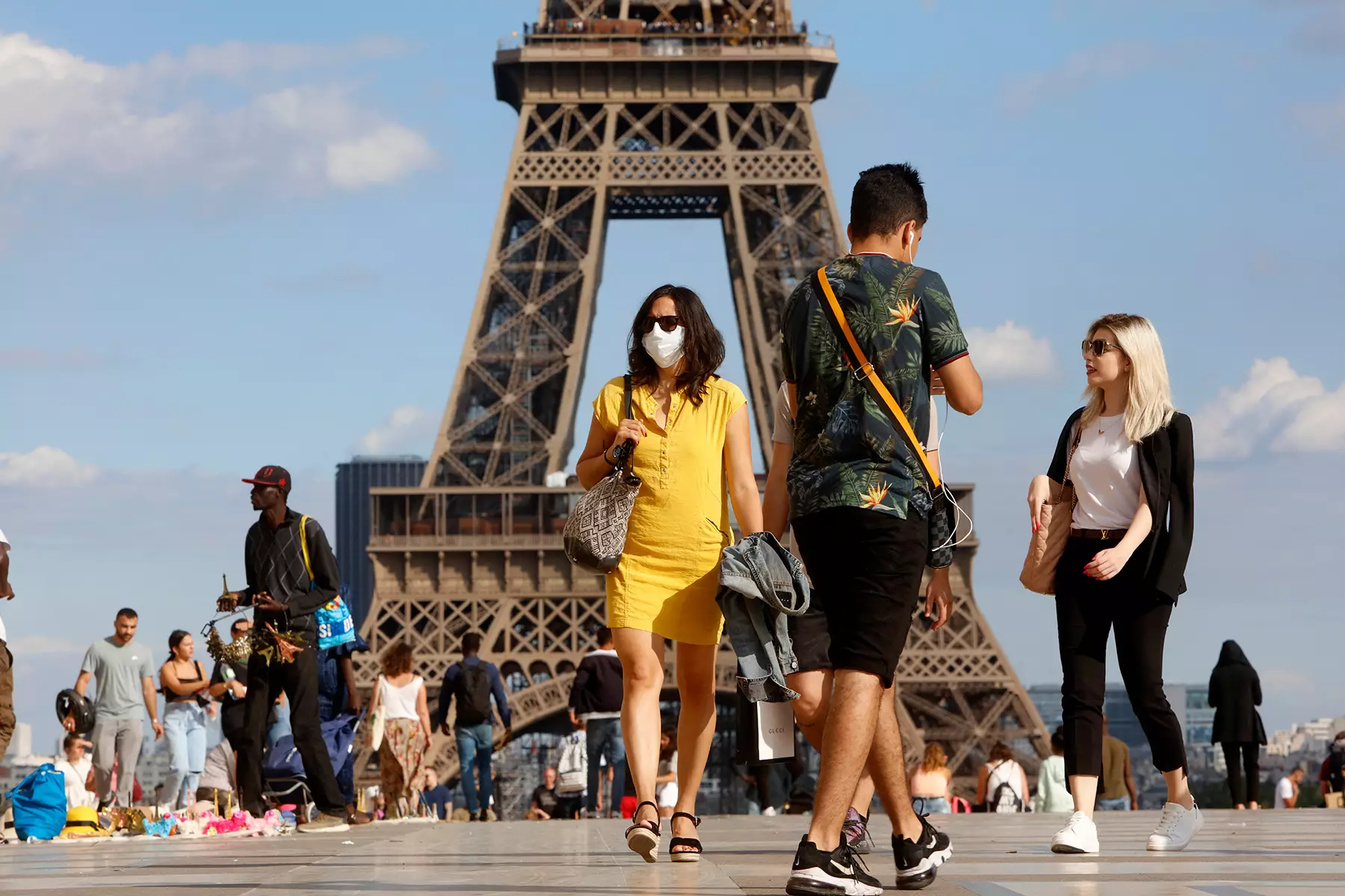 Eng Fra mat enger Schutzmaschinn trëppelt e Front Eiffeltuerm op der Trocadero Plaz zu Paräis, Frankräich de 17. Juli 2020.