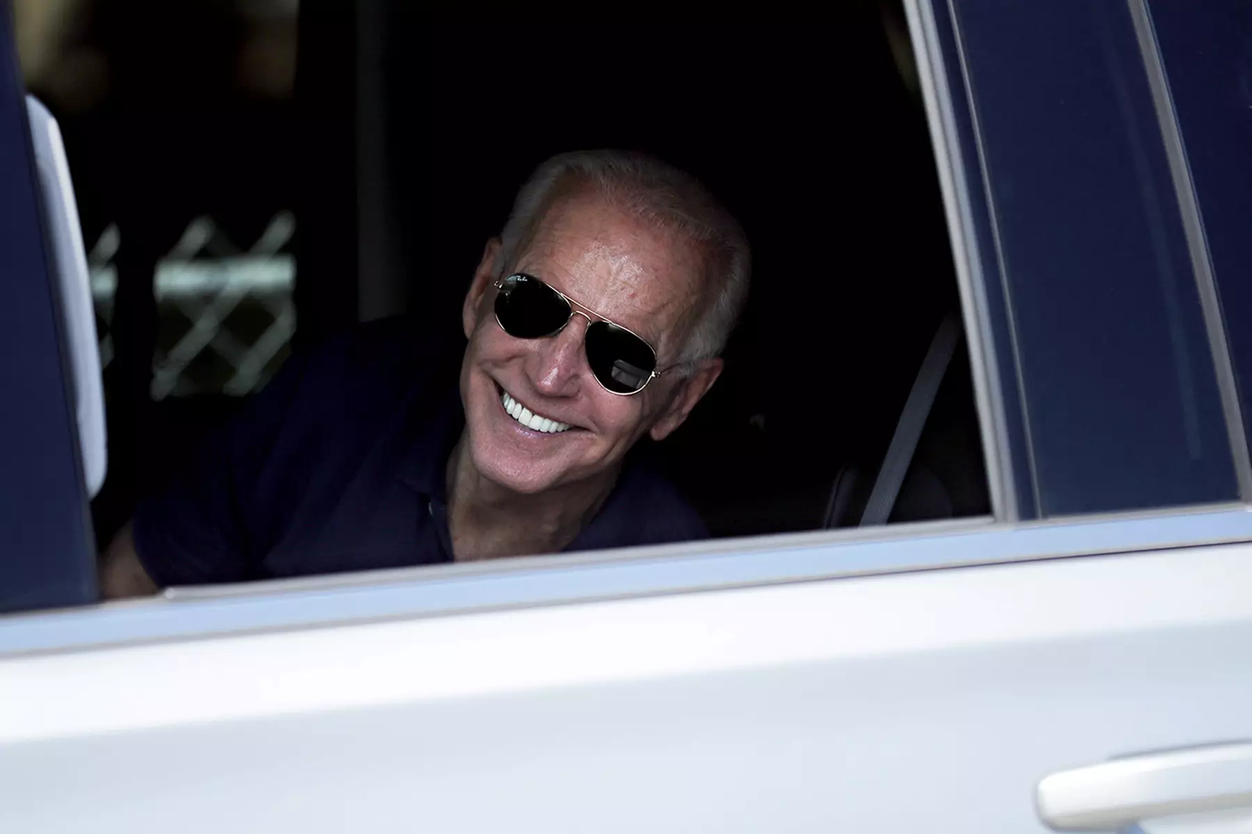 Joe Biden rolt het raam van zijn vrachtwagen in Des Moines, Iowa naar beneden.