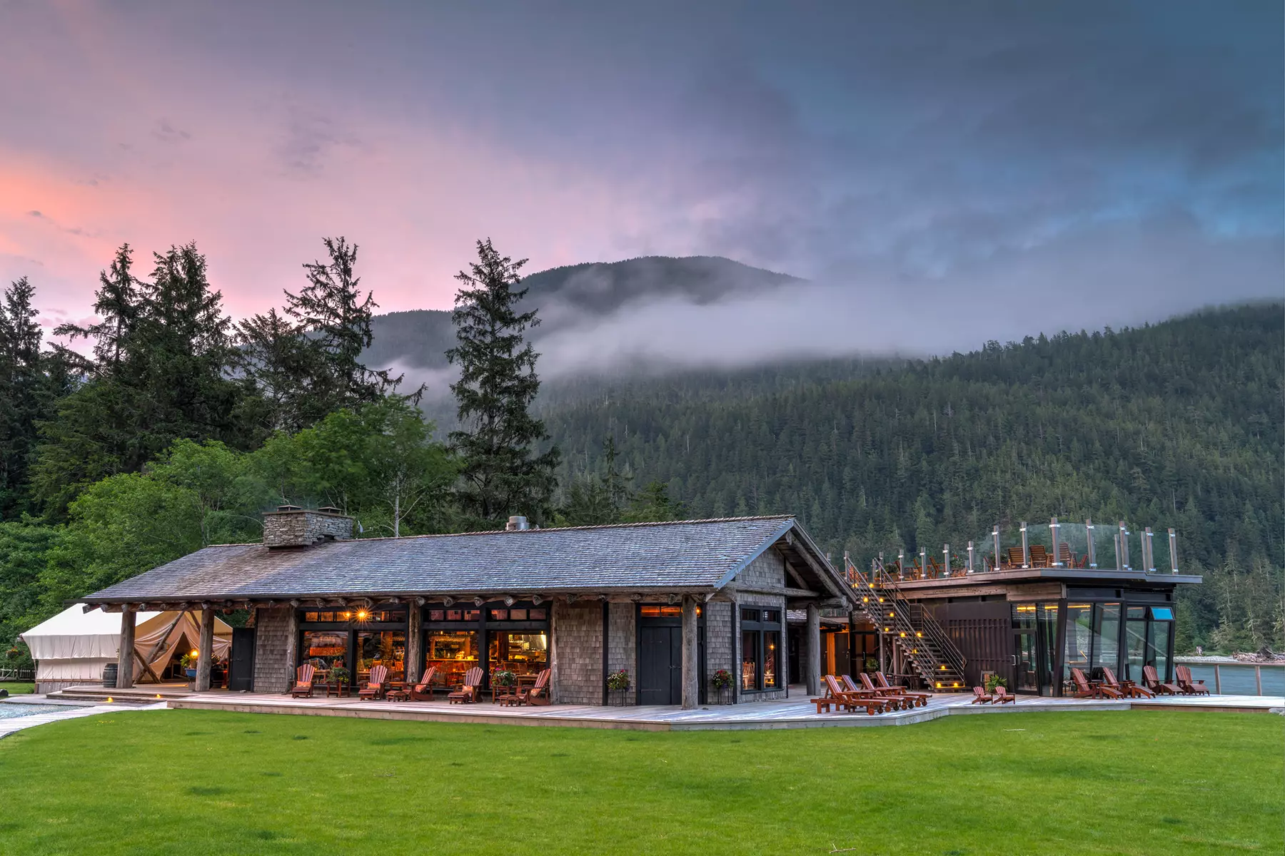 ภายนอกร้านอาหารที่ Clayoquot Wilderness Lodge