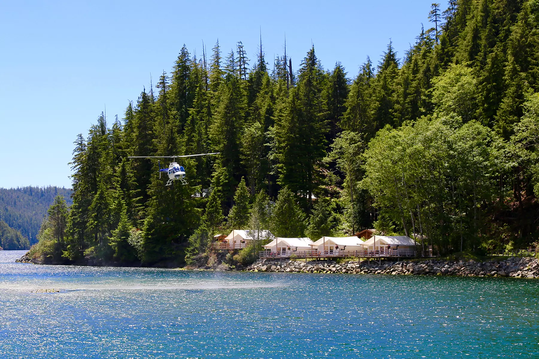 Надворешноста на шаторот во Clayoquot Wilderness Lodge