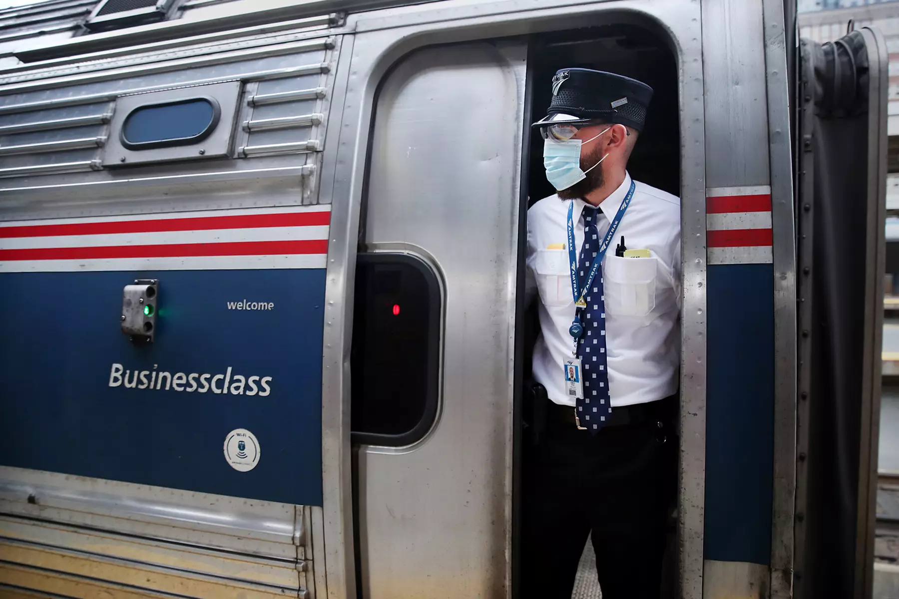 Помічник провідника Amtrak Джеймс Спіна дивиться на порожню платформу під час відправлення з Південного вокзалу в Бостоні, Массачусетс