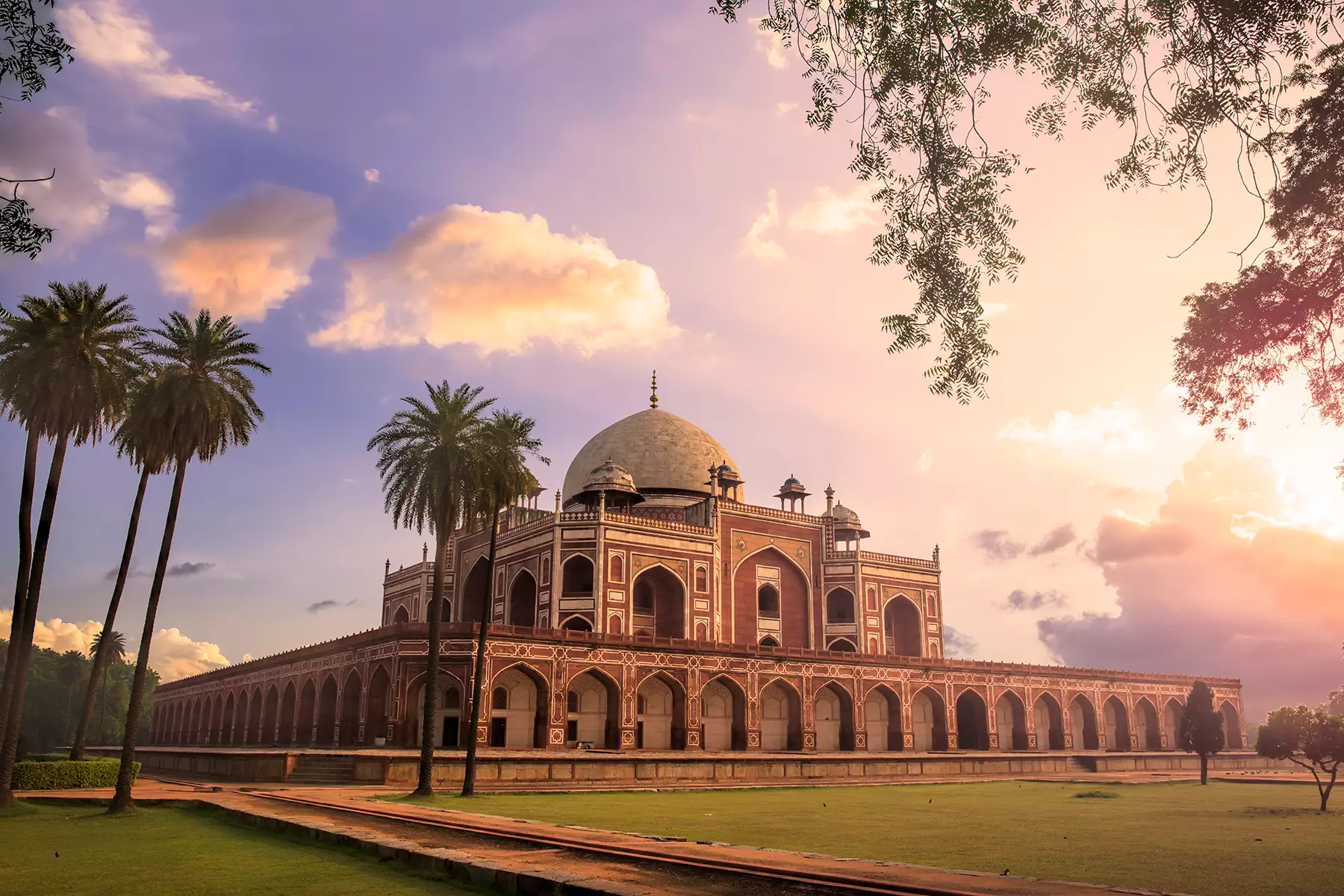 Utsicht op it grêf fan Humayun by Sunrise. Humayun's Tomb is in moai foarbyld fan Great Mughal-arsjitektuer, UNESCO-wrâlderfgoed, Delhi, Yndia.