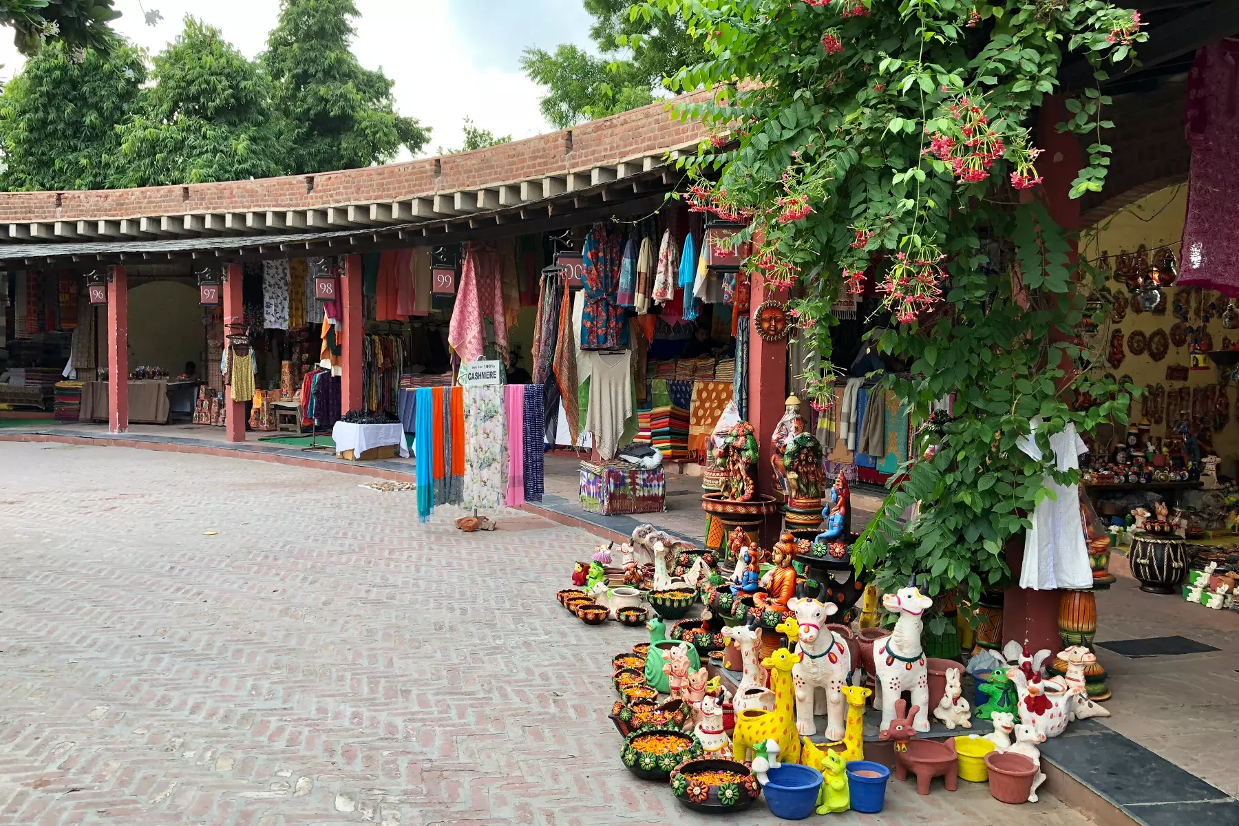 Diferentes tipos de lojas de artigos decorativos em Dilli Haat