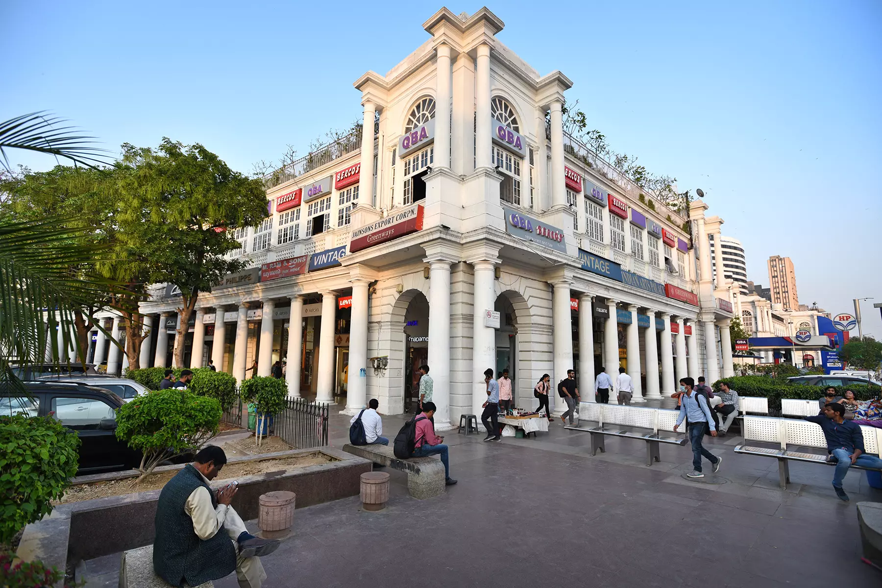 Uma visão quase vazia dos corredores do mercado Connaught Place