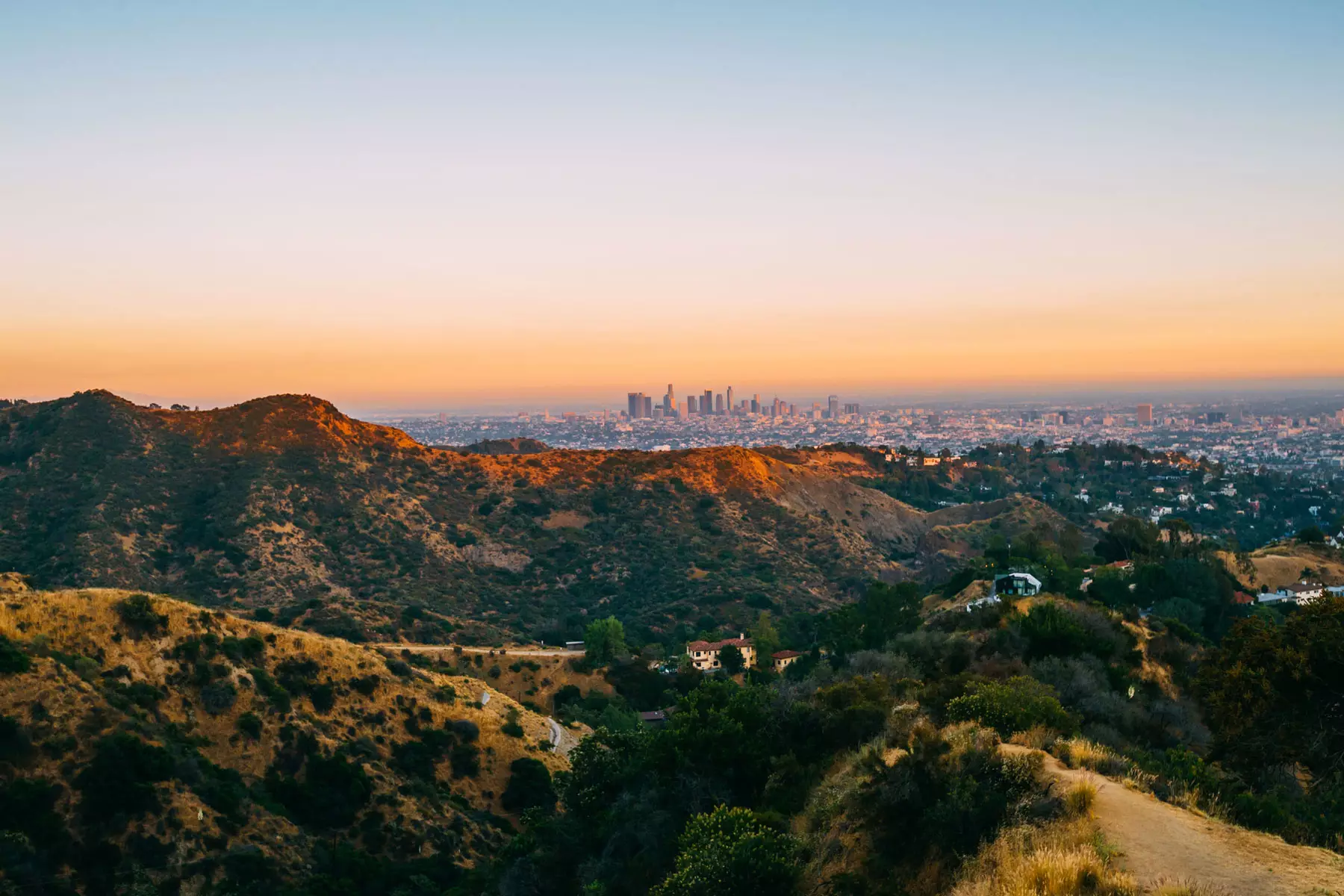 Pohľad na západ slnka z hôr pri pohľade na centrum Los Angeles