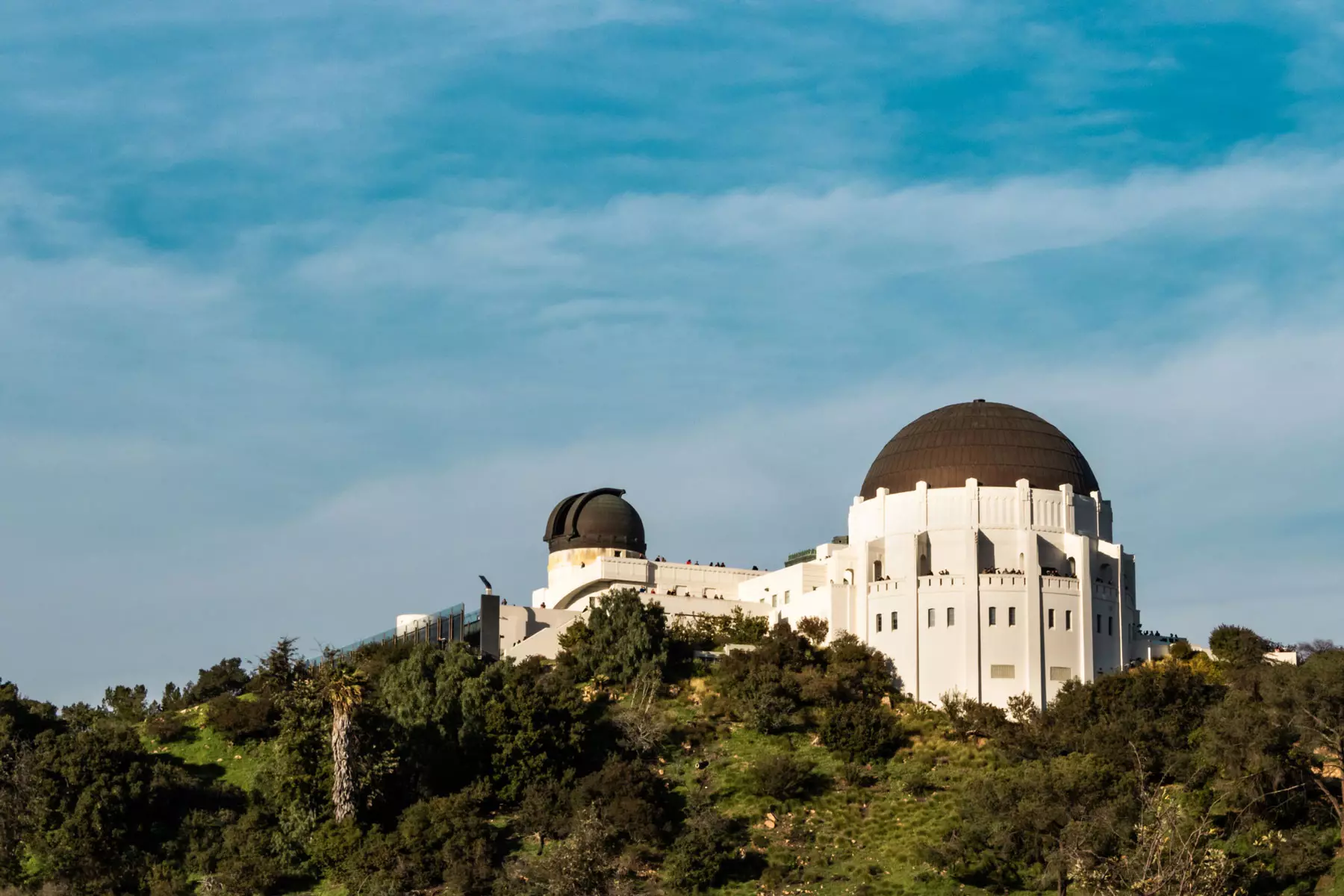 Observatórium v Griffith Parku, ktoré je skvelou turistickou destináciou pre výhľady na Los Angeles a turistiku