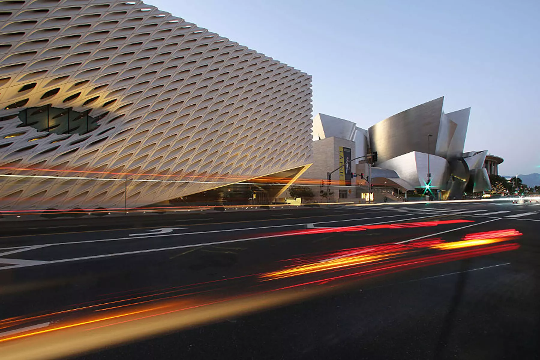 Vista exterior del Broad Museum, el Walt Disney Concert Hall i el Dorothy Chandler Pavilion a Grand Avenue