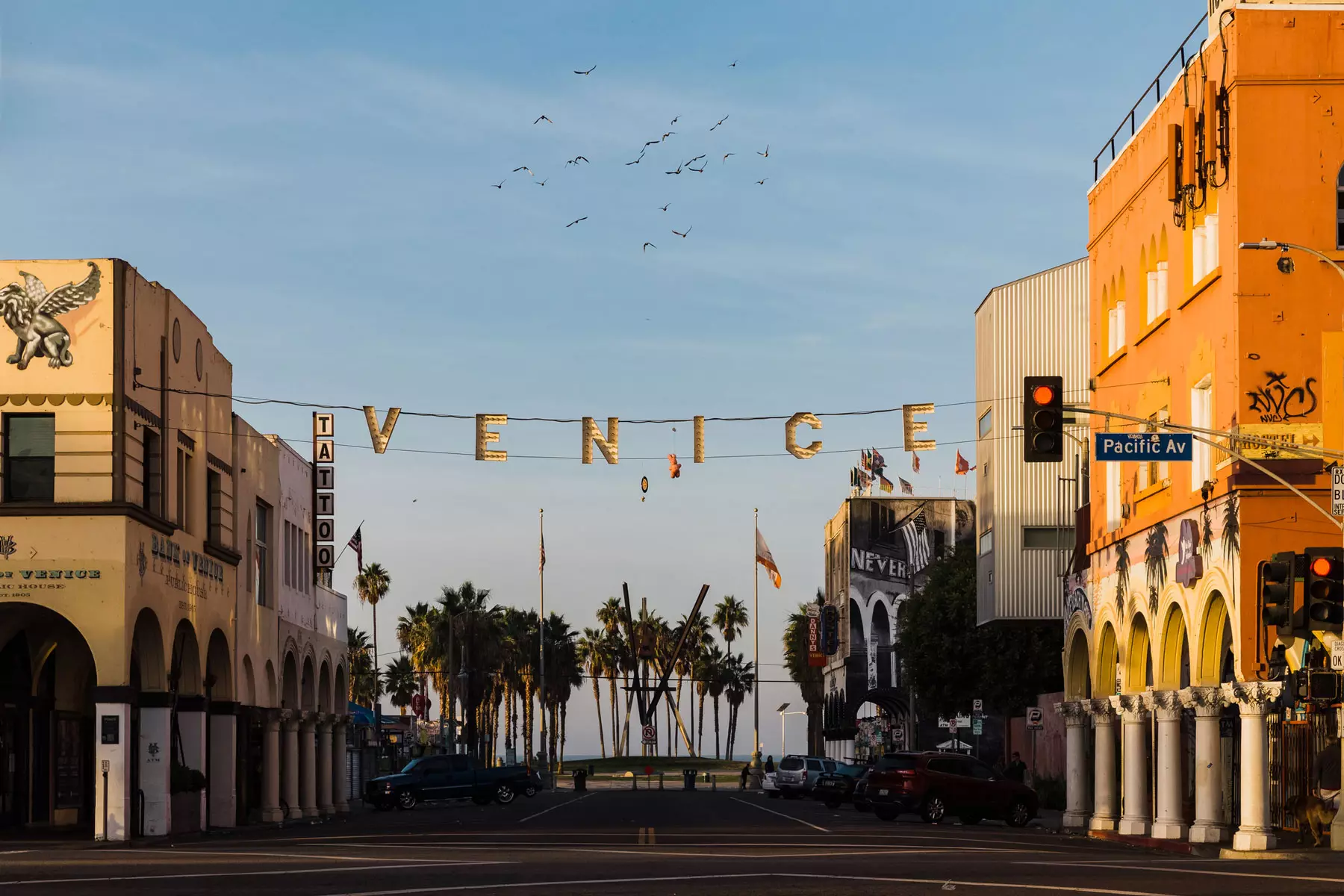 Krásne slnečné ráno pri ikonickom nápise Venice Beach