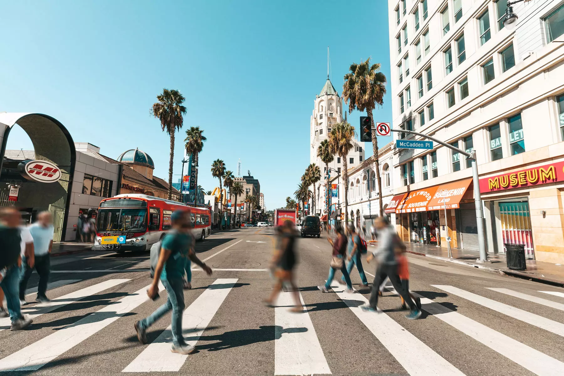 Anthu amayenda kudutsa Hollywood Boulevard ku Los Angeles