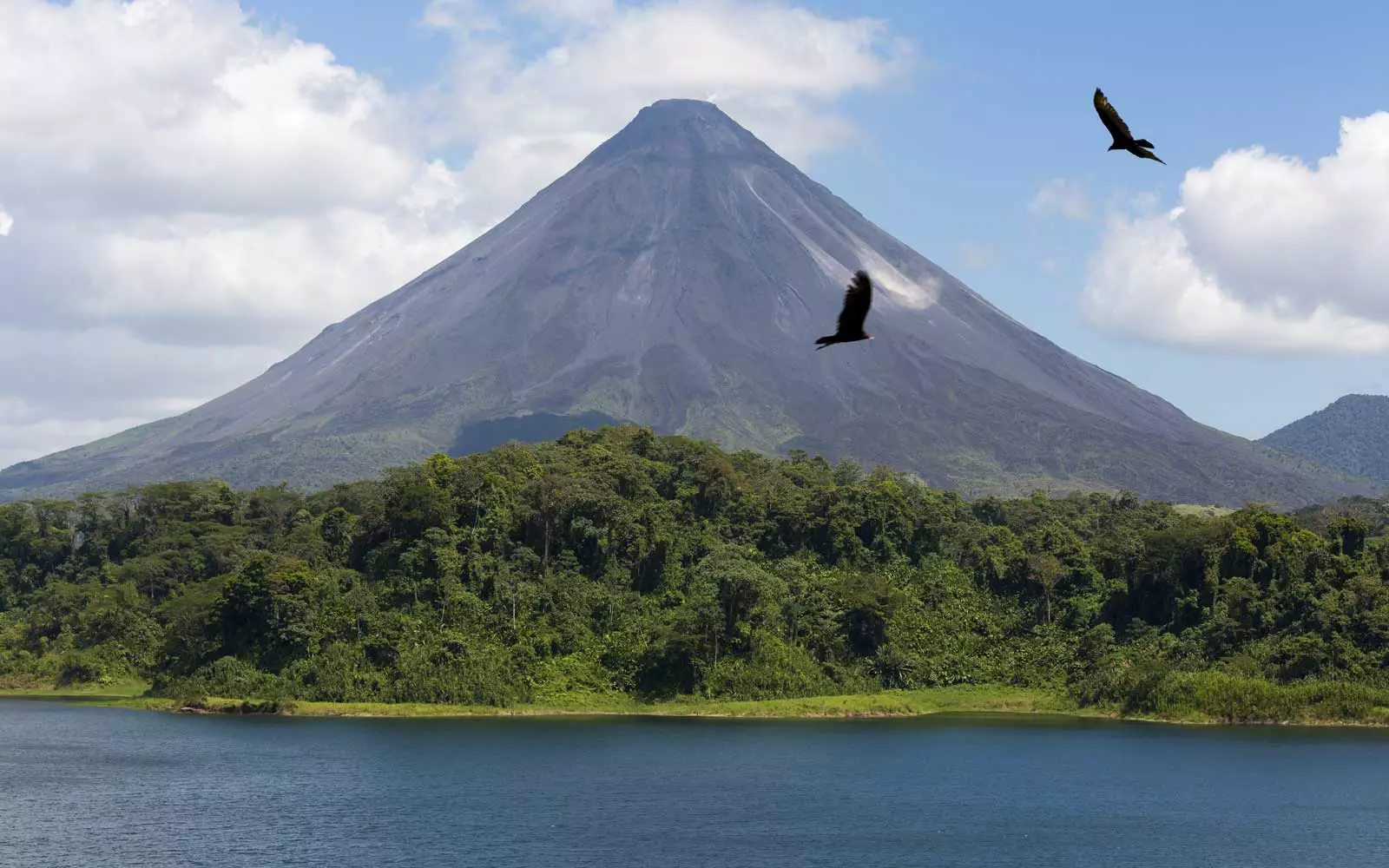 ICosta Rica, kwiPhondo laseGuanacaste, iArenal Lake emazantsi eArenal Volcano