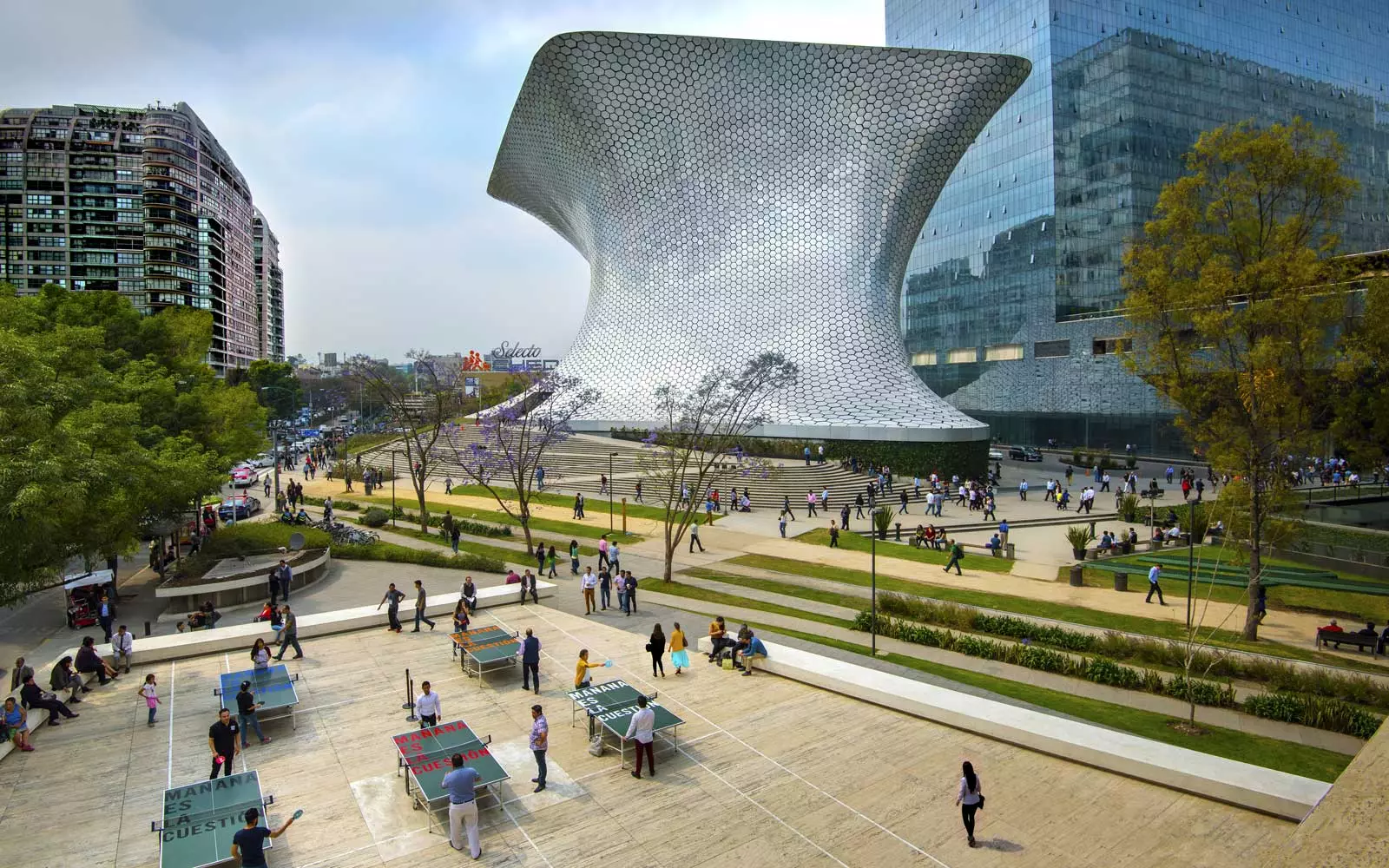 Aluminiowe panele Soumaya Musuem stoi na Plaza Carso w dzielnicy Polanco w Meksyku