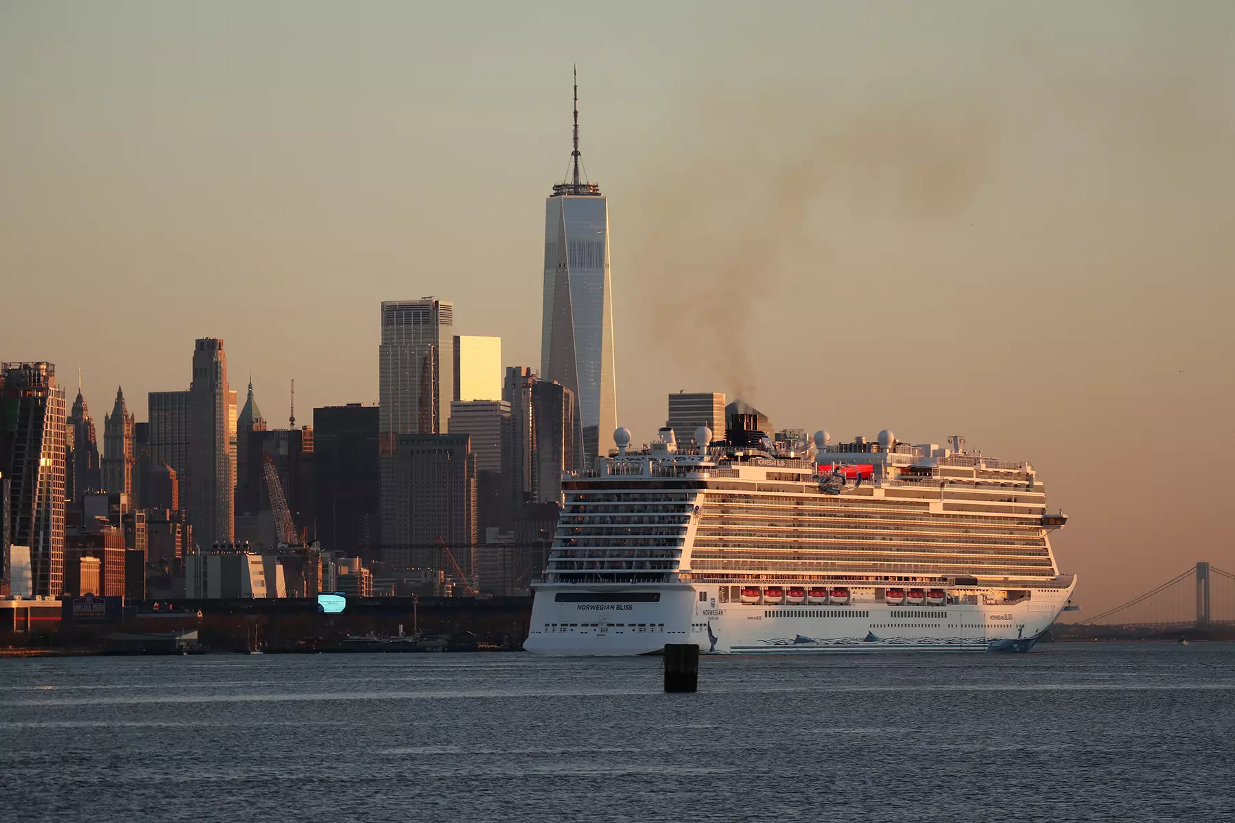 Круизният кораб Norwegian Bliss плава в река Хъдсън