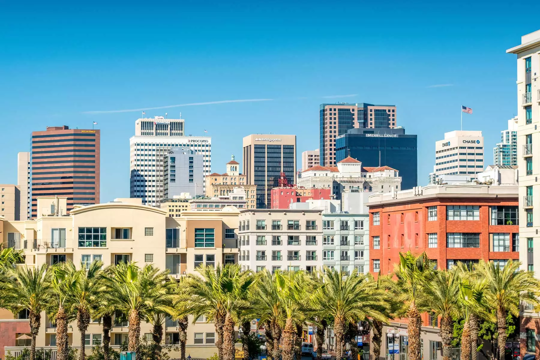 San-Diego, Kaliforniya, AQSh shahar markazidagi siluet ko'rinishida ofis binolari va kvartiralar mavjud.