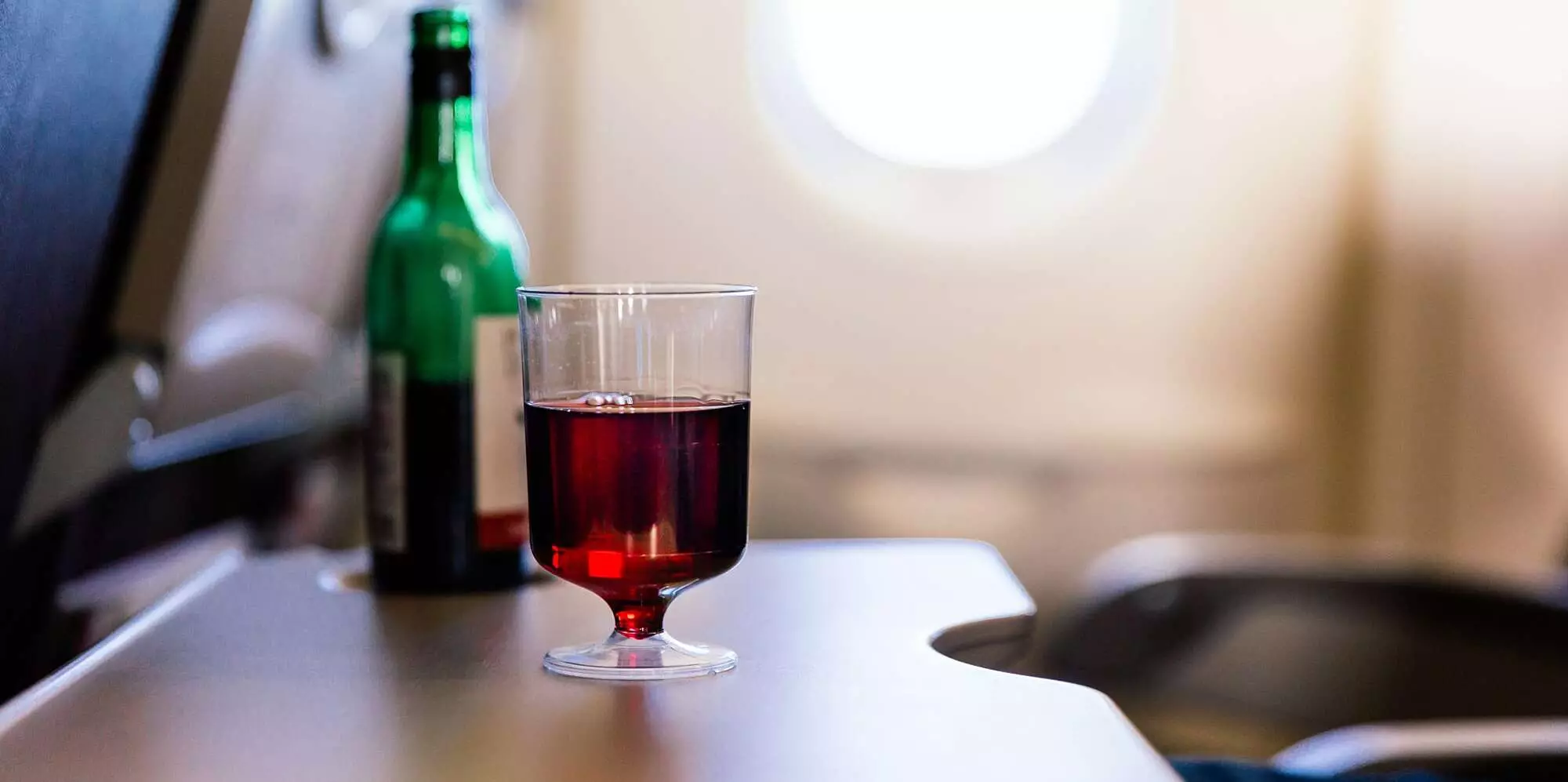 American Airlines prodlužuje zákaz alkoholu v hlavní kabině do roku 2022