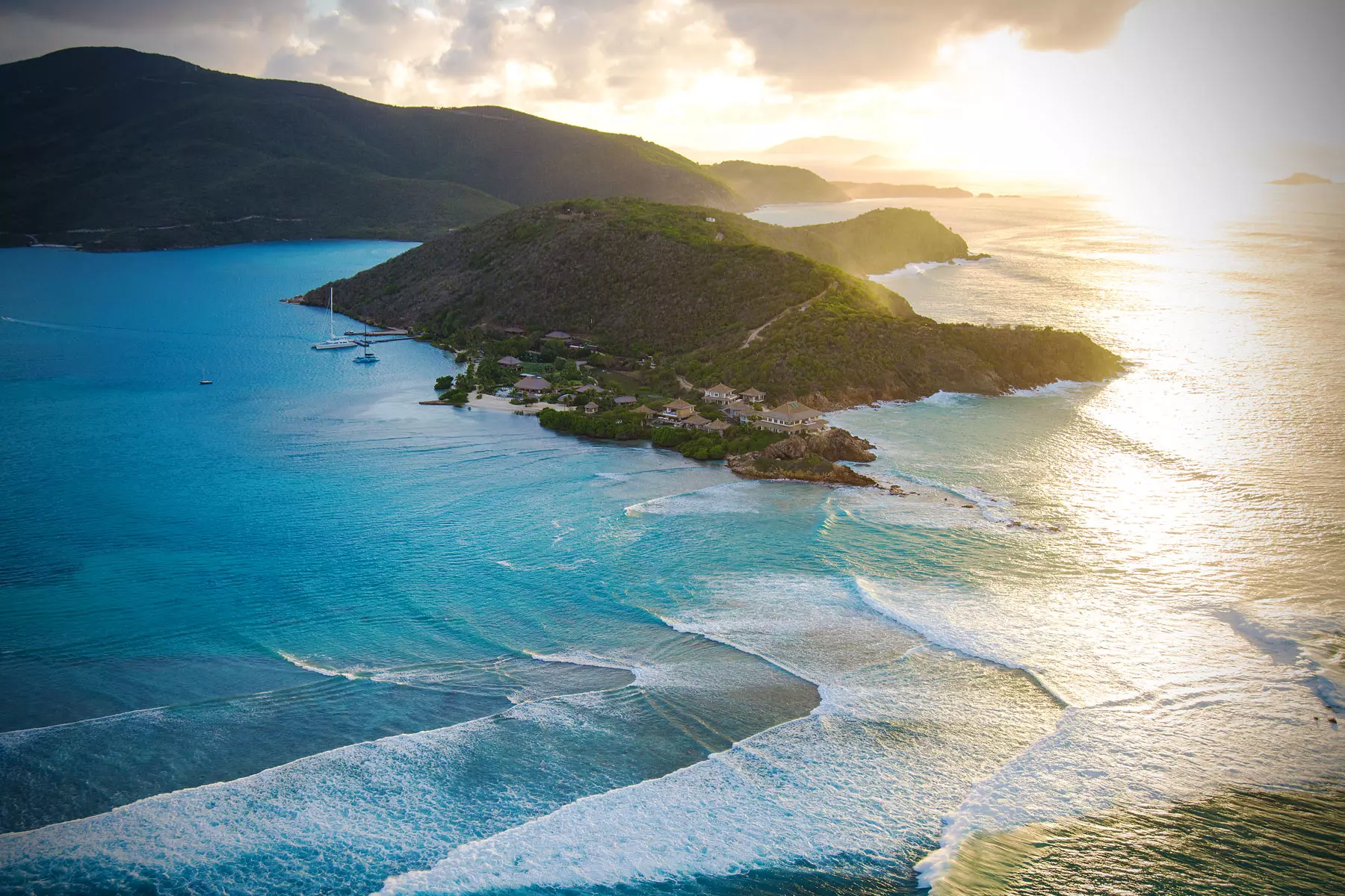 Vue aérienne à l'heure d'or de l'île Moskito