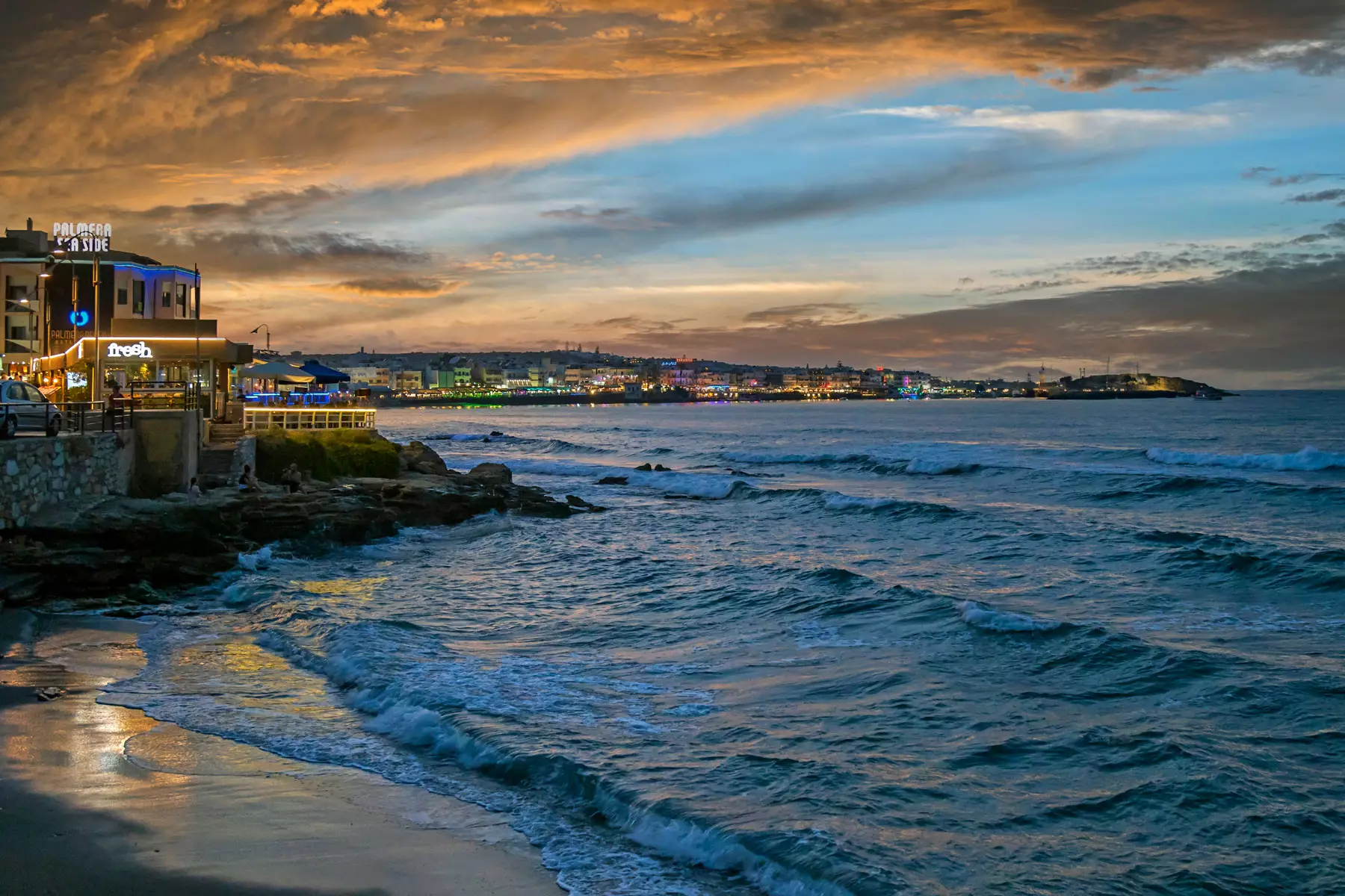 Belle soirée dans la baie de Hersonissos, Crète, Grèce