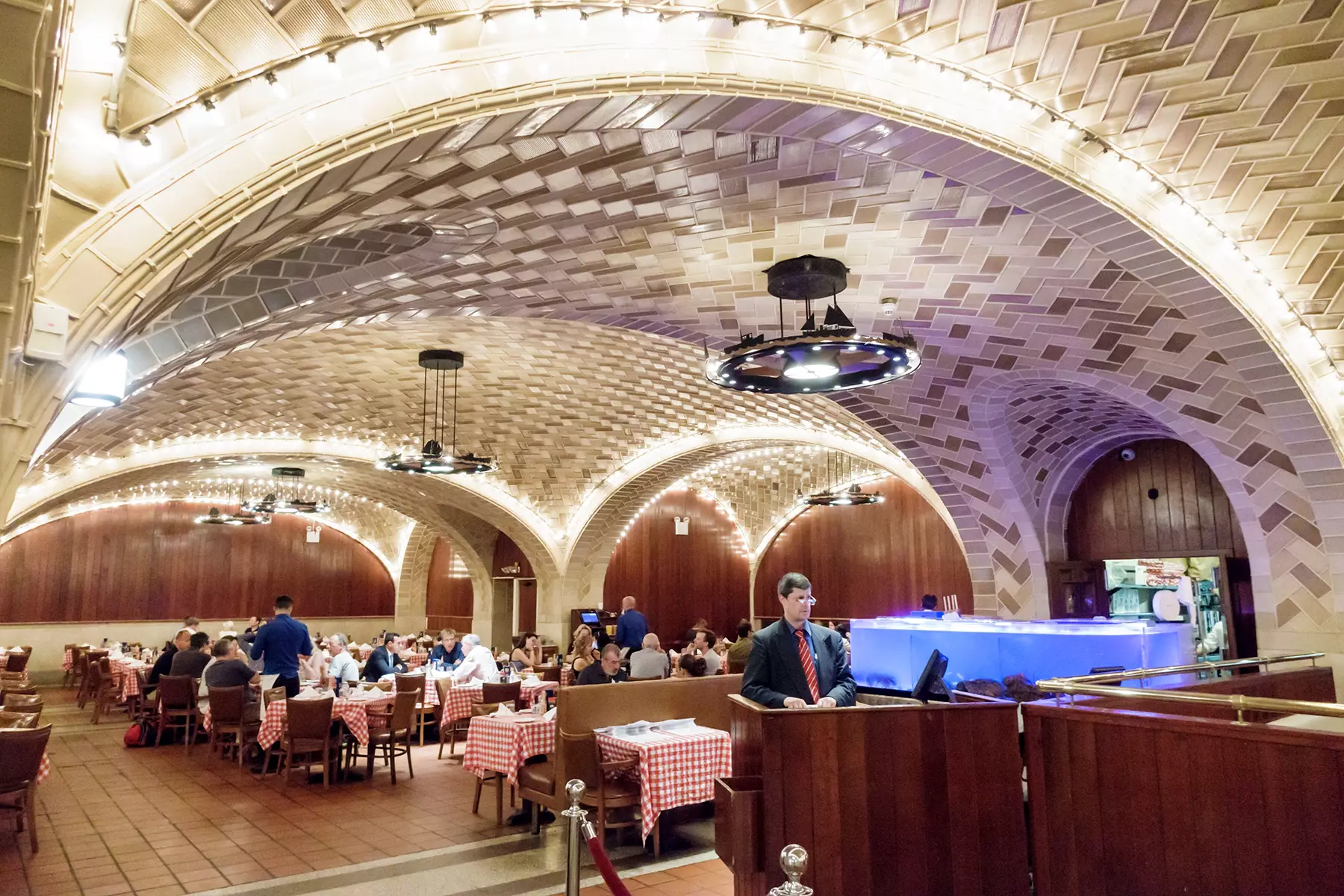 Sab hauv ntawm Oyster Bar ntawm Grand Central Terminal hauv Manhattan.