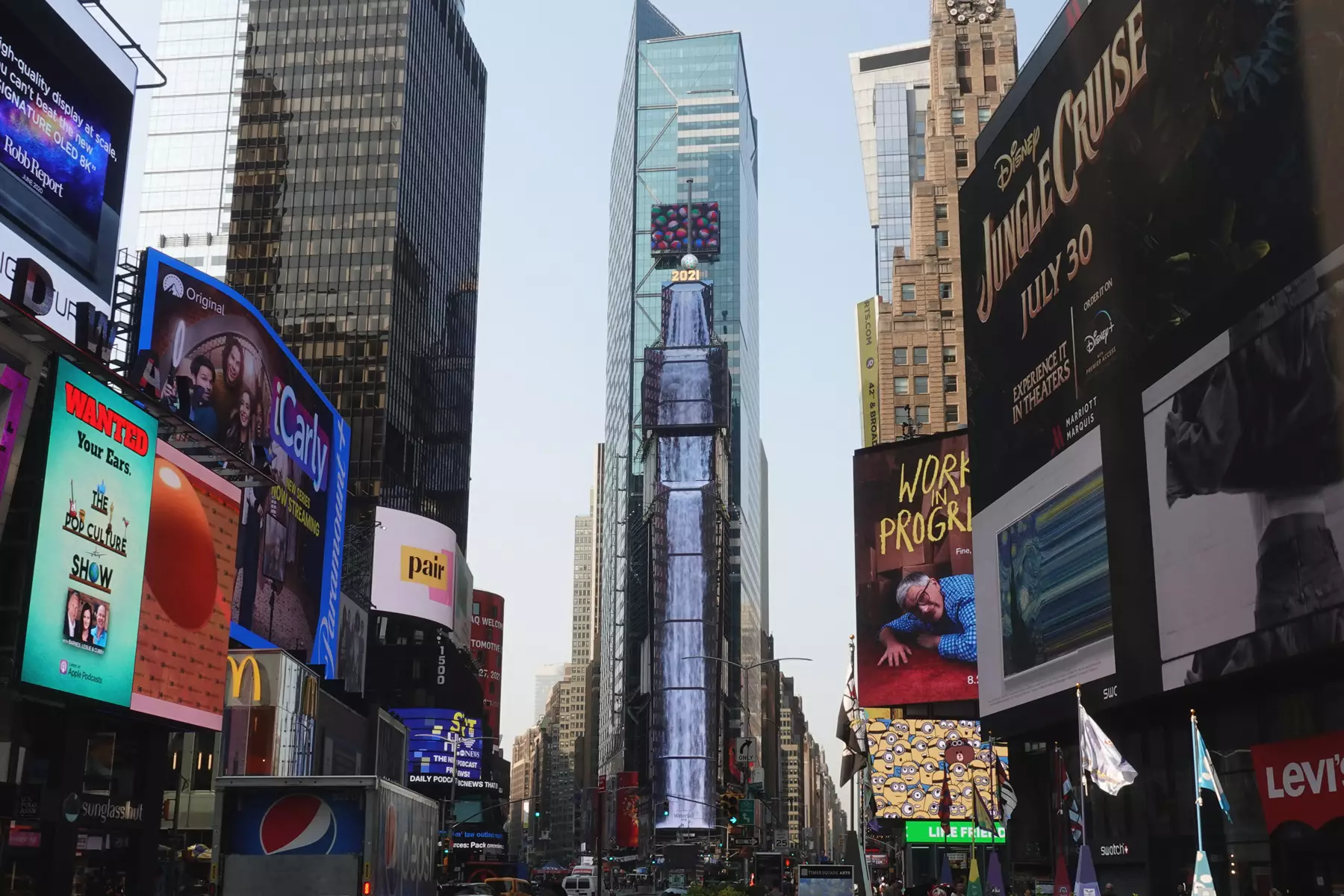 Instalimi i artit Waterfall-NYC në Times Square