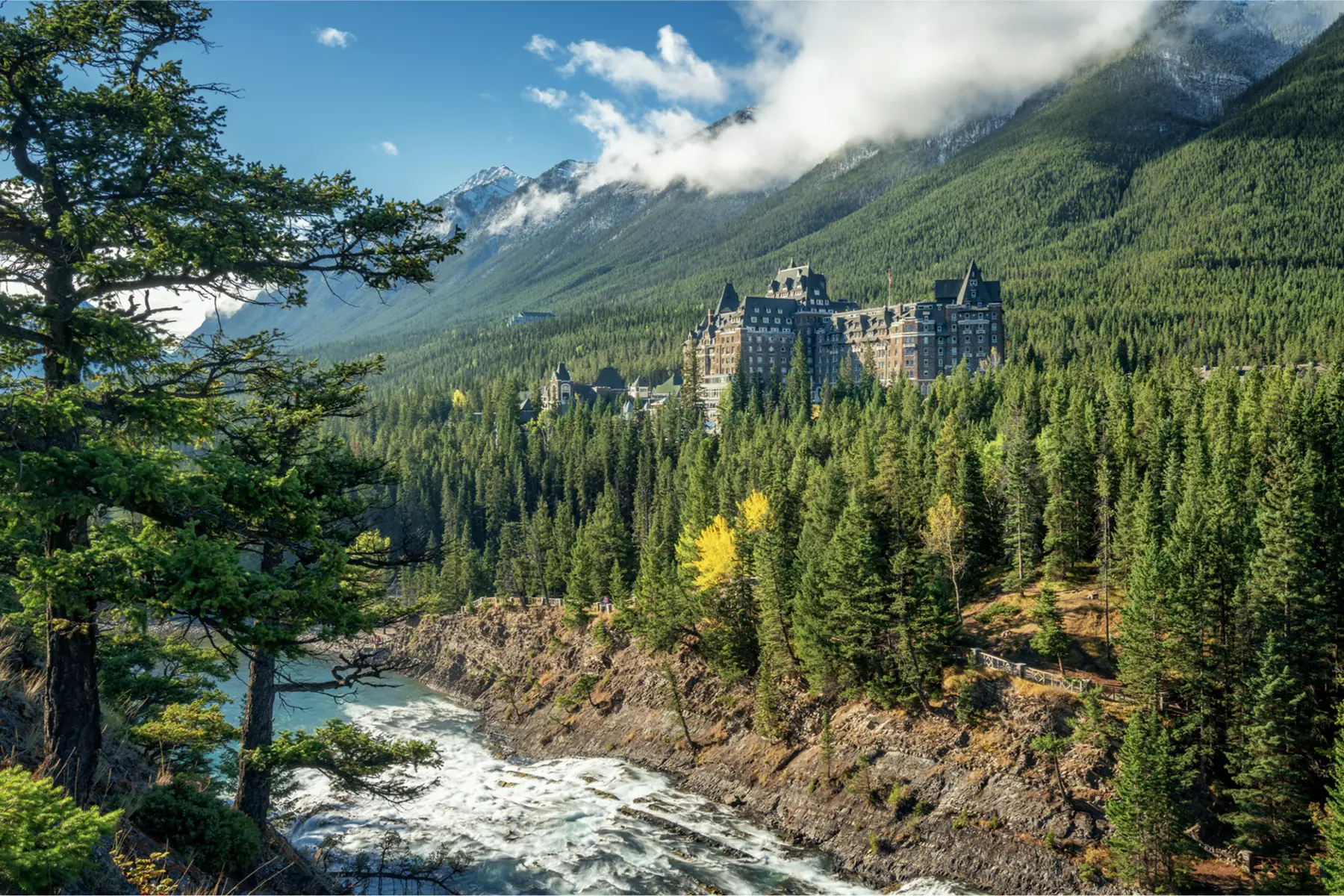 Vista del Fairmont Banff in montagna