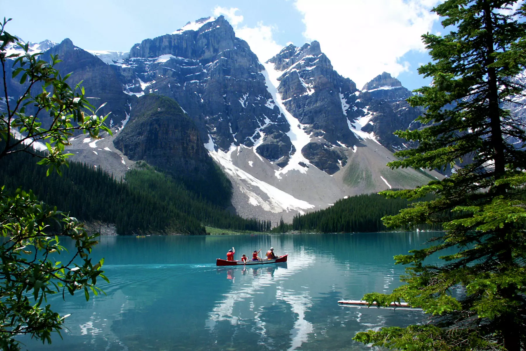 Canoa sul Lago Moraine con i ghiacciai delle Montagne Rocciose, Alberta, Canada